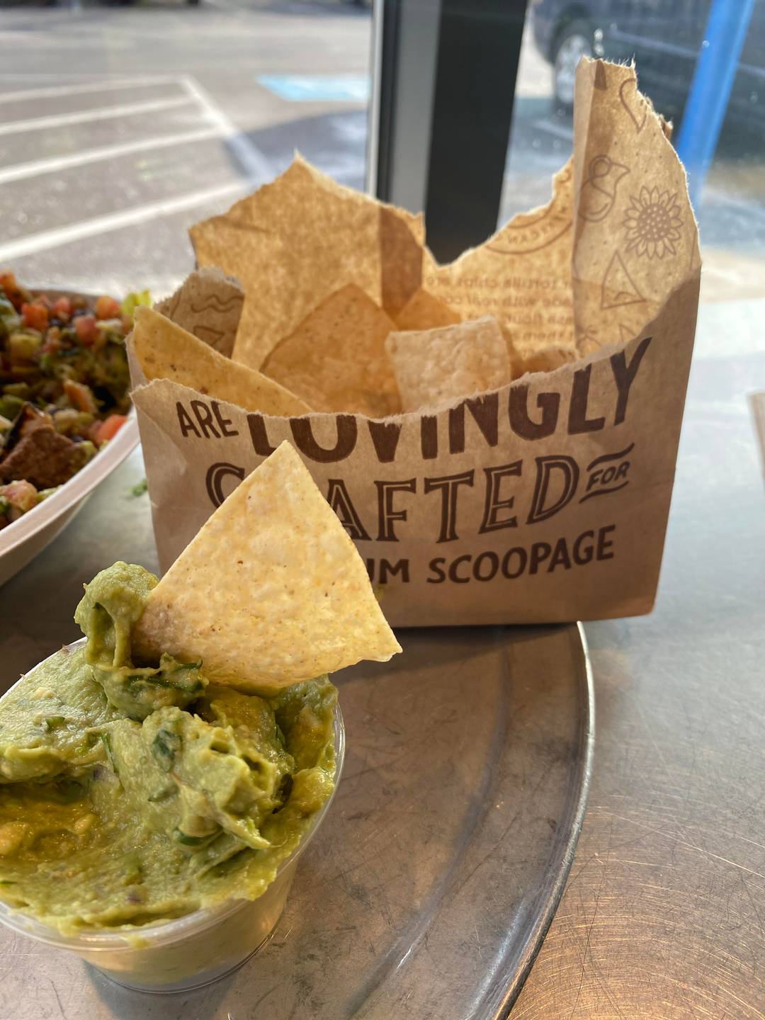 This is how to properly enjoy Chipotle chips | Scrolller