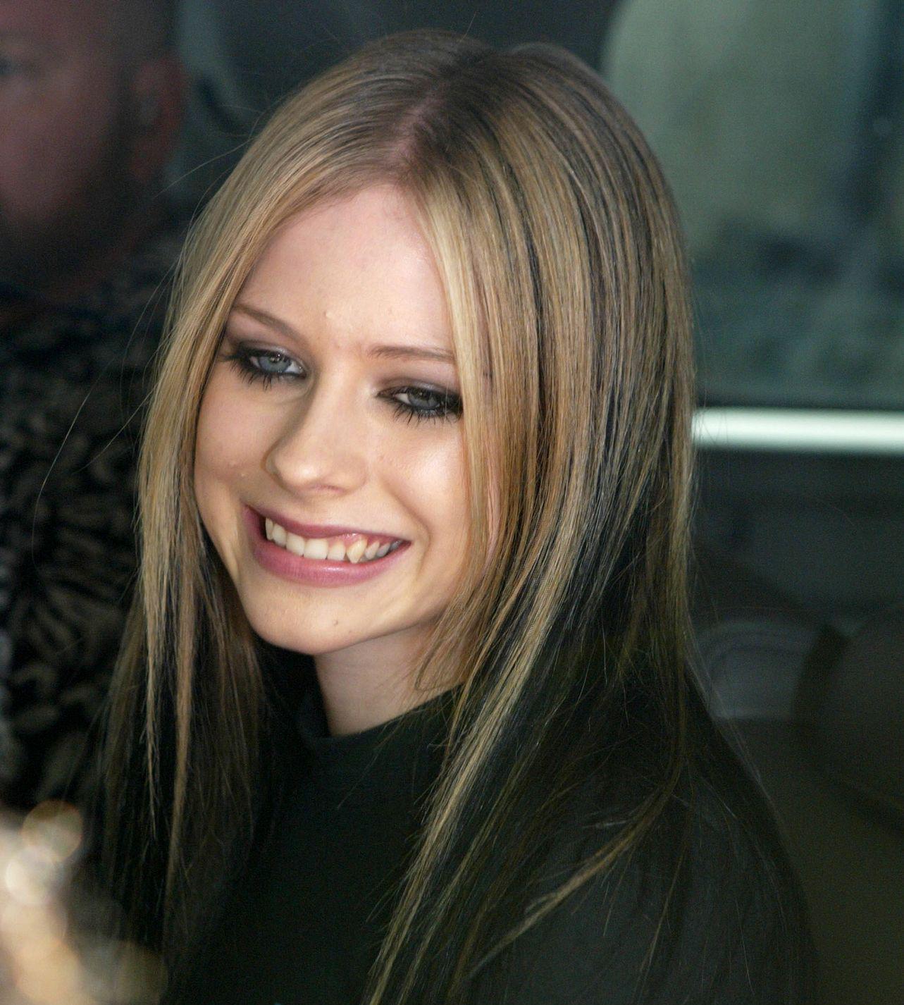 this pretty Avril lavigne face always deserves to be filled with cum | Scrolller