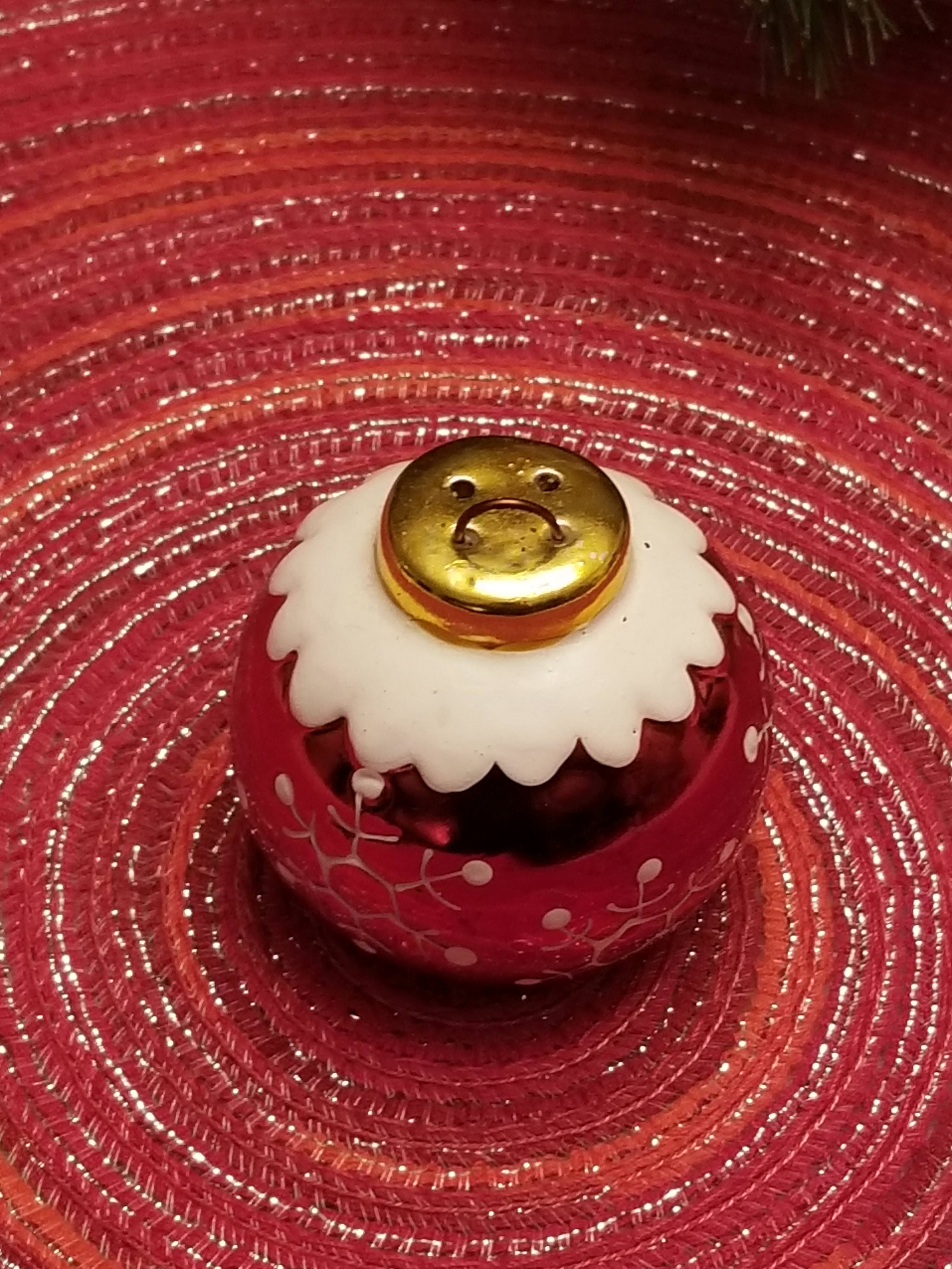 This sad salt shaker | Scrolller