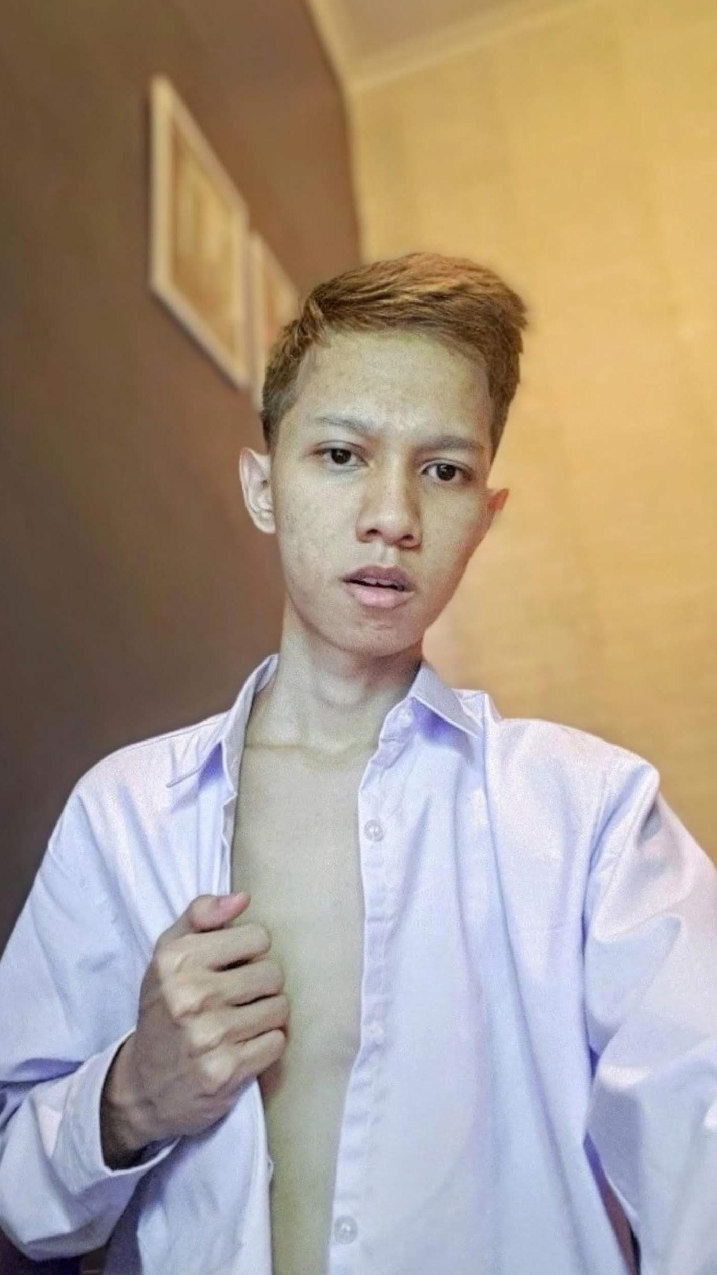 This shy boy trying to look hot 🔥🔥 | Scrolller