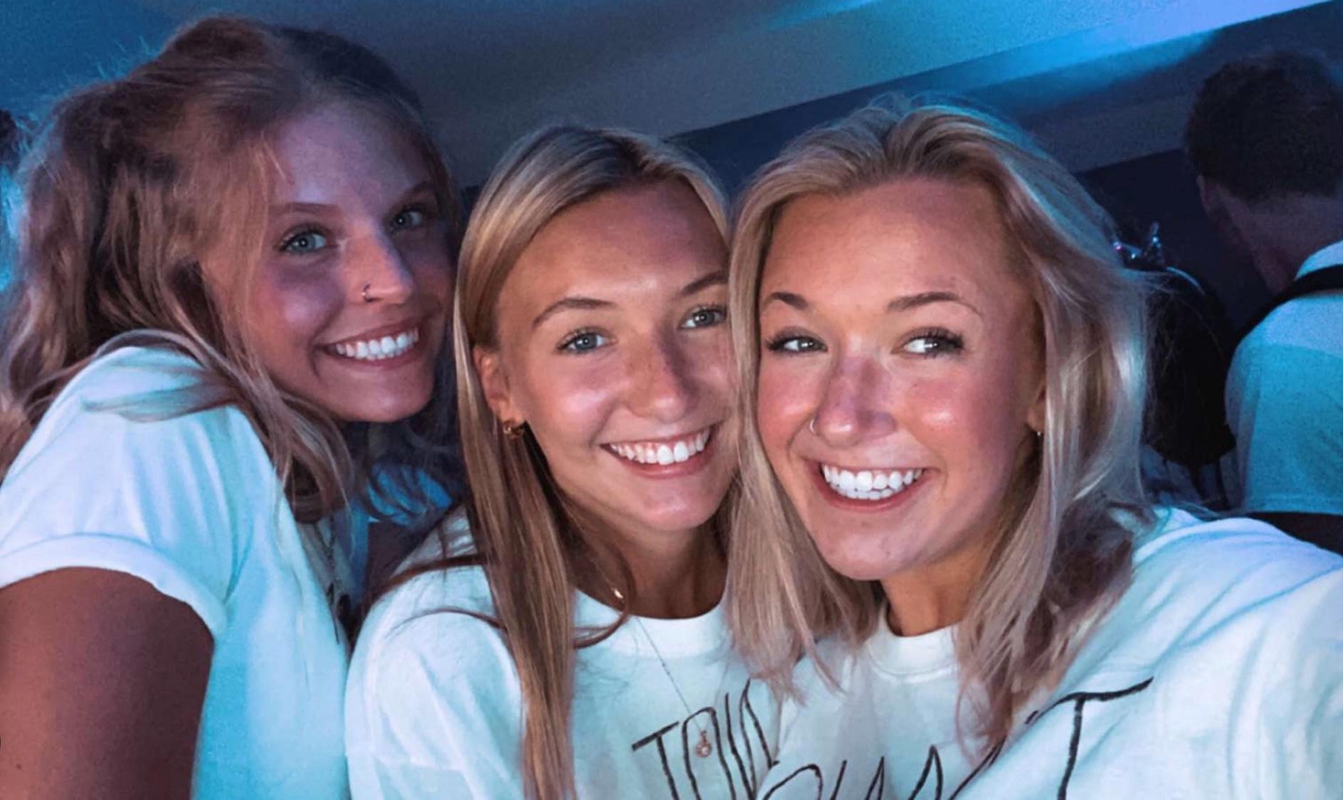 Three blondes | Scrolller