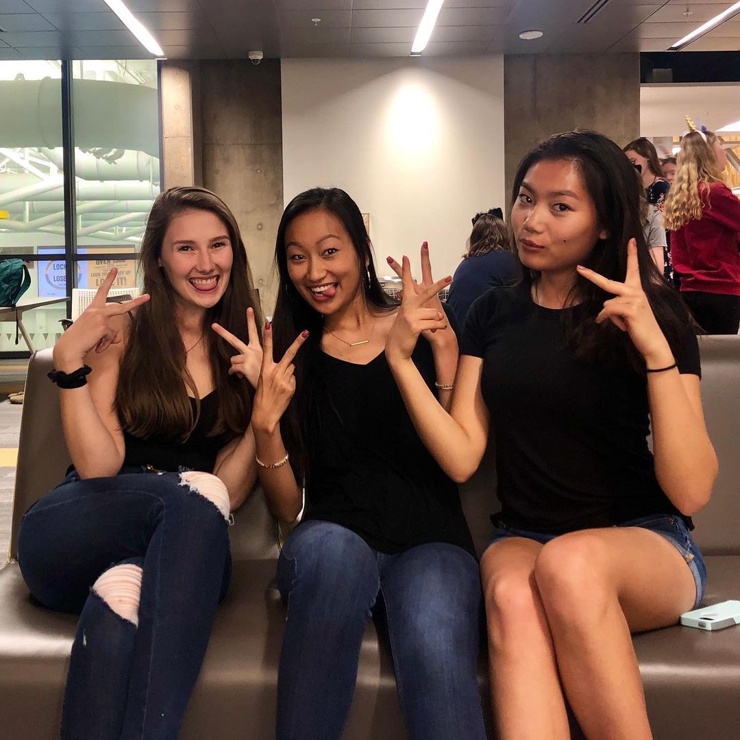 Throwing Up Signs | Scrolller