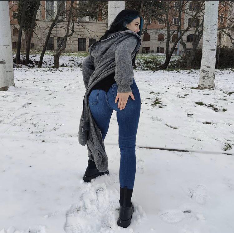 Tight ass bending over | Scrolller