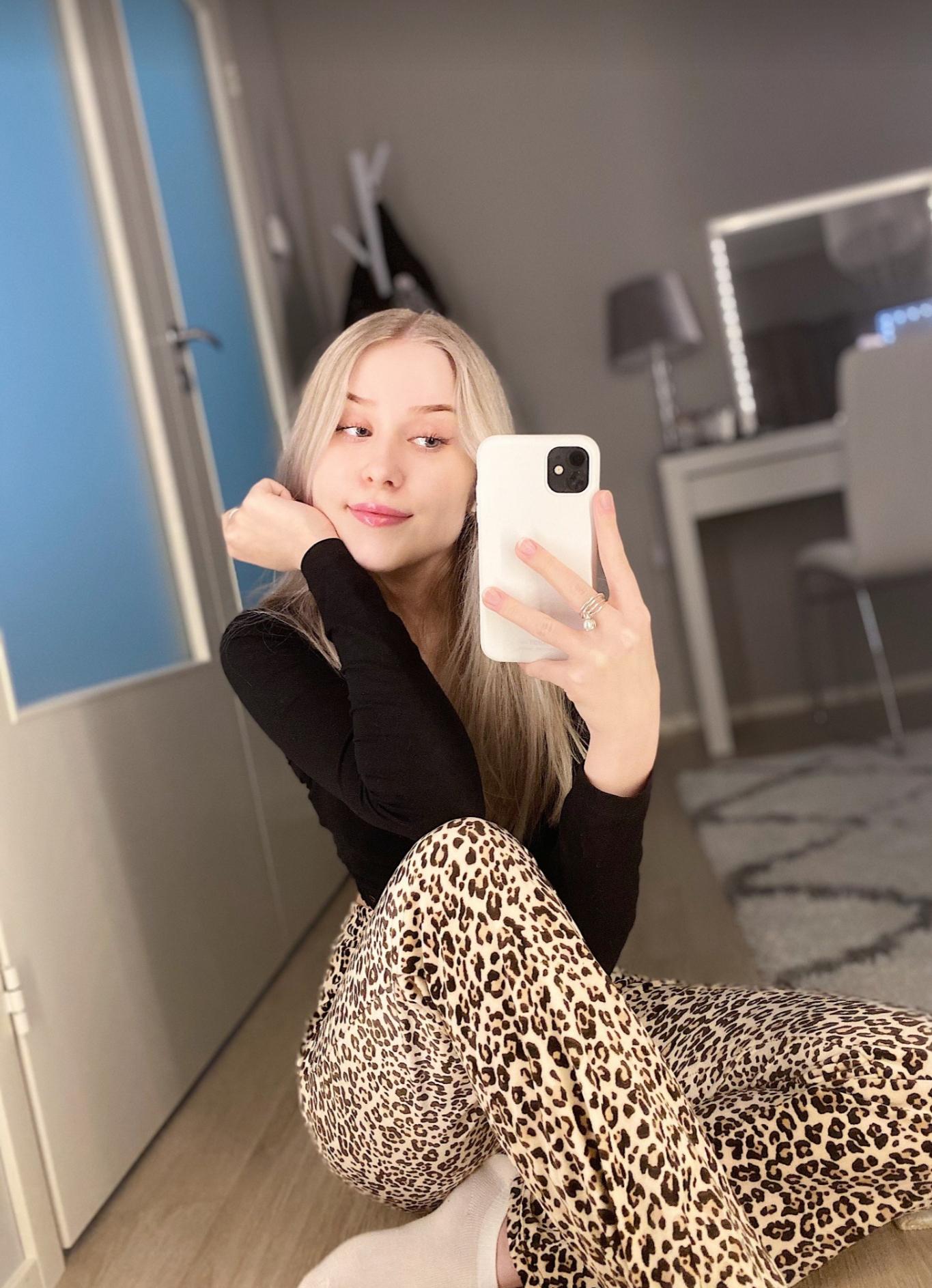 tight ass blonde bitch | Scrolller