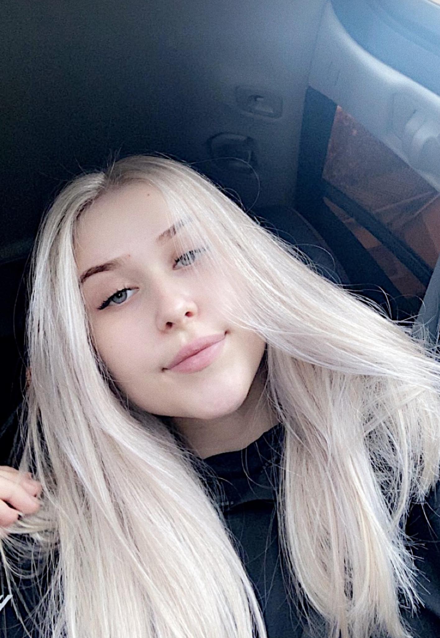 tight ass blonde bitch | Scrolller