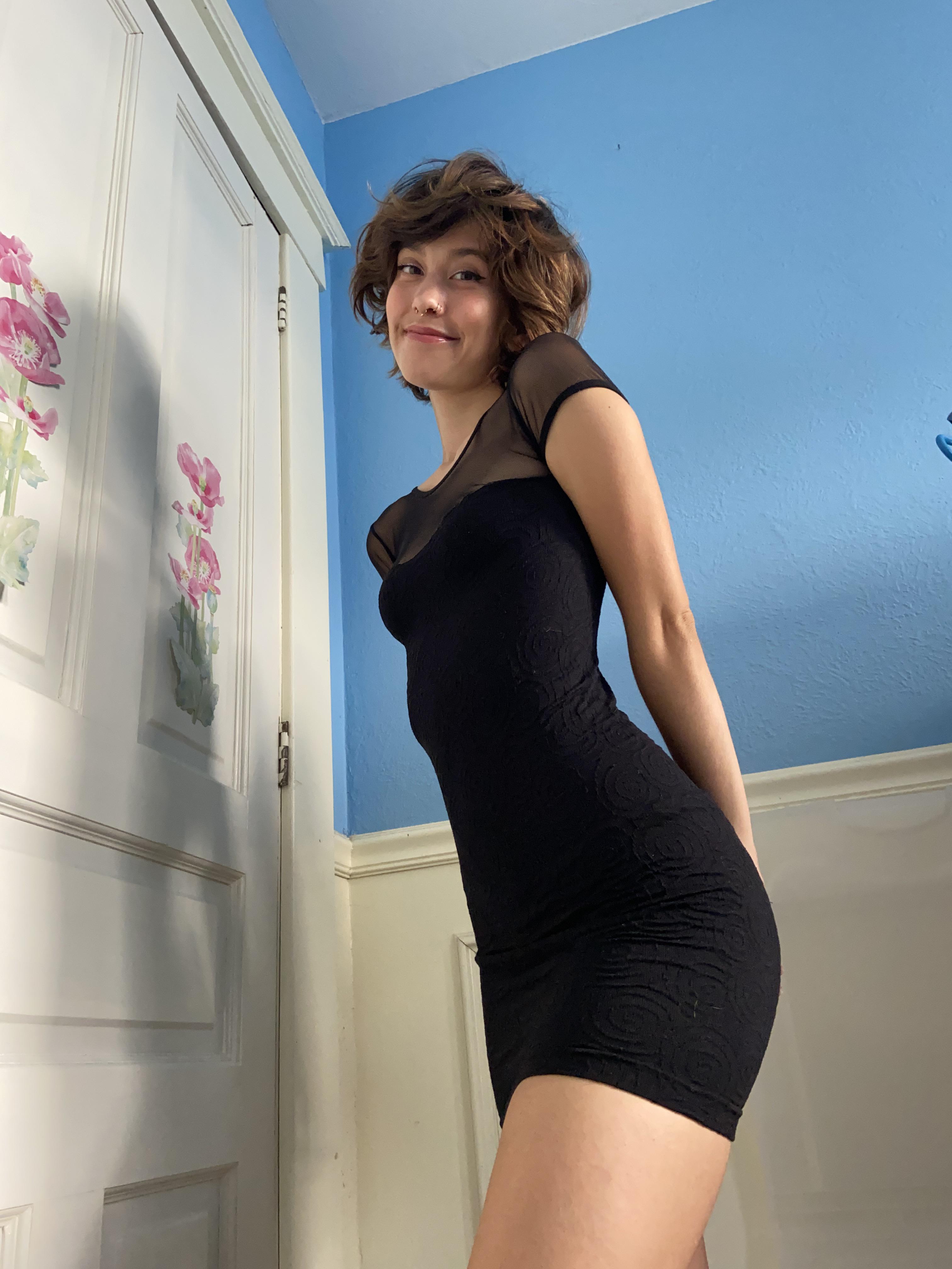 Tight dress and a goofy ass grin :) | Scrolller
