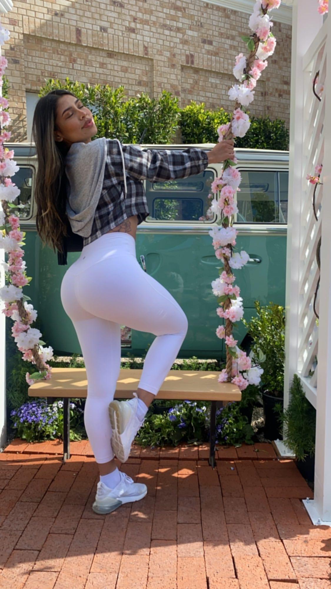 Tight leggings | Scrolller