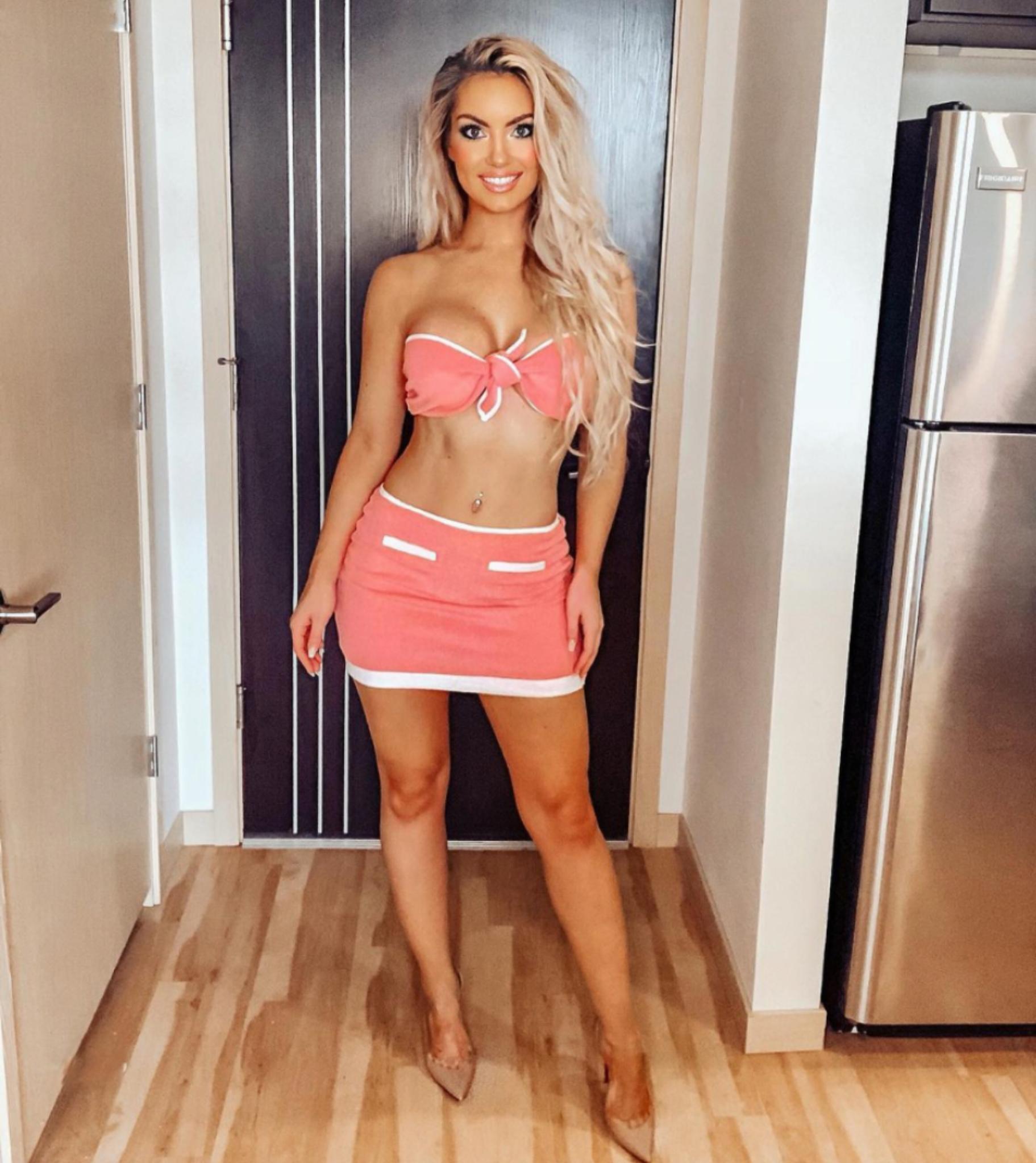 Tiny skirt and top | Scrolller