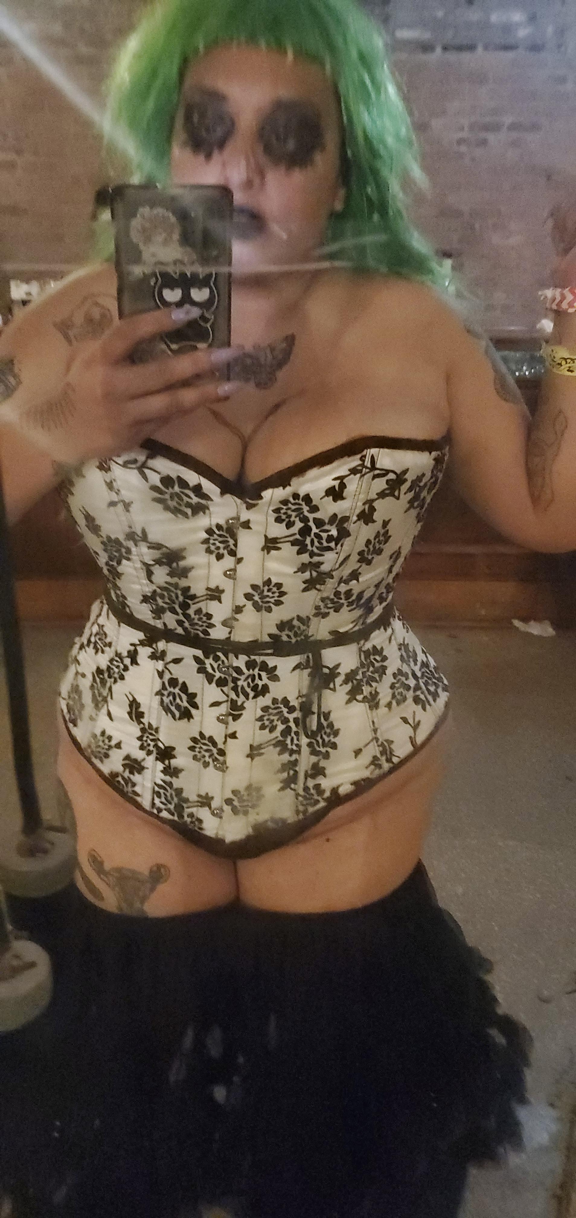 Tiny waist 💙 | Scrolller