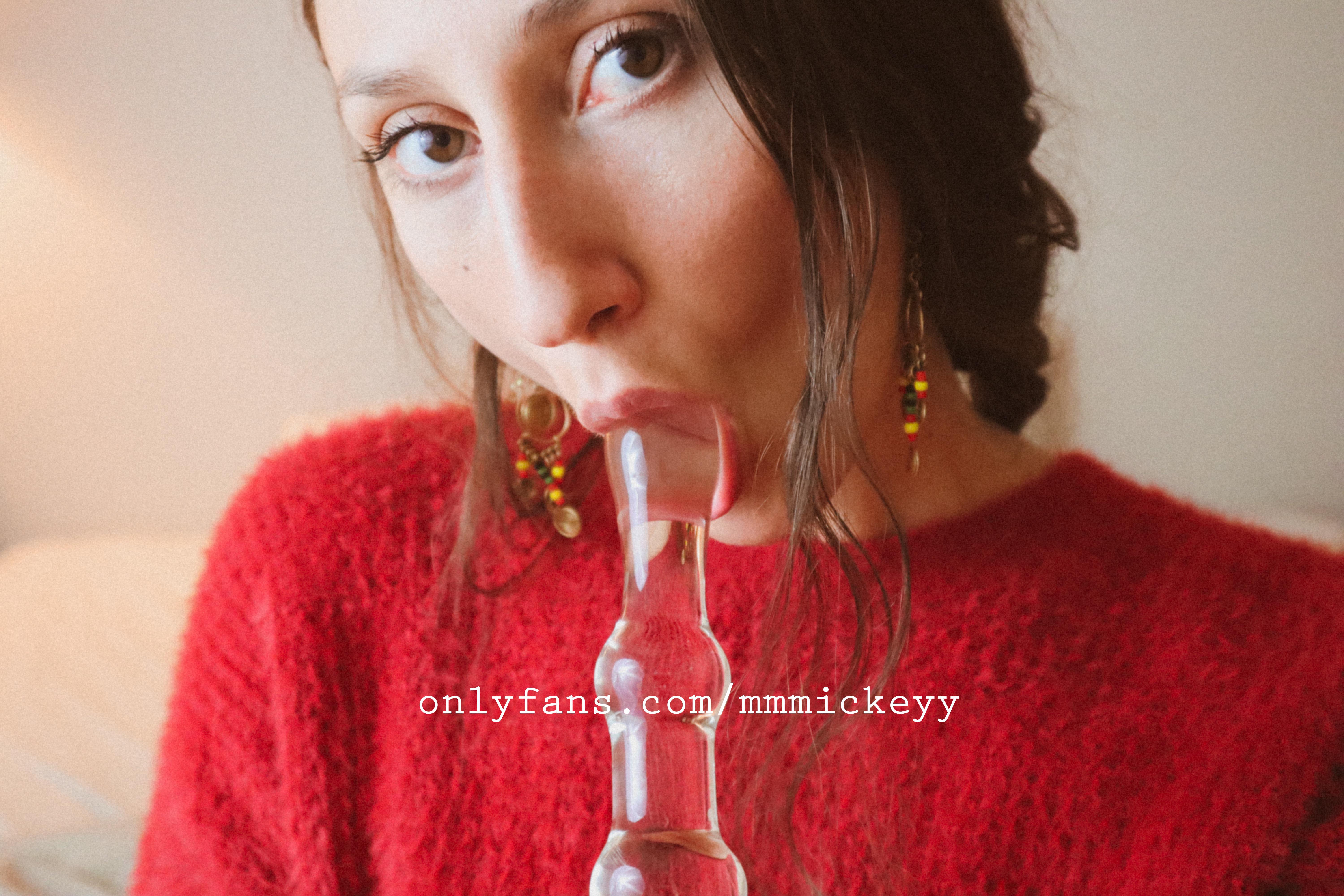 Today on OF: oral fixation. (full set & tease video going to DMs at 8pm CDT tonight) | Scrolller