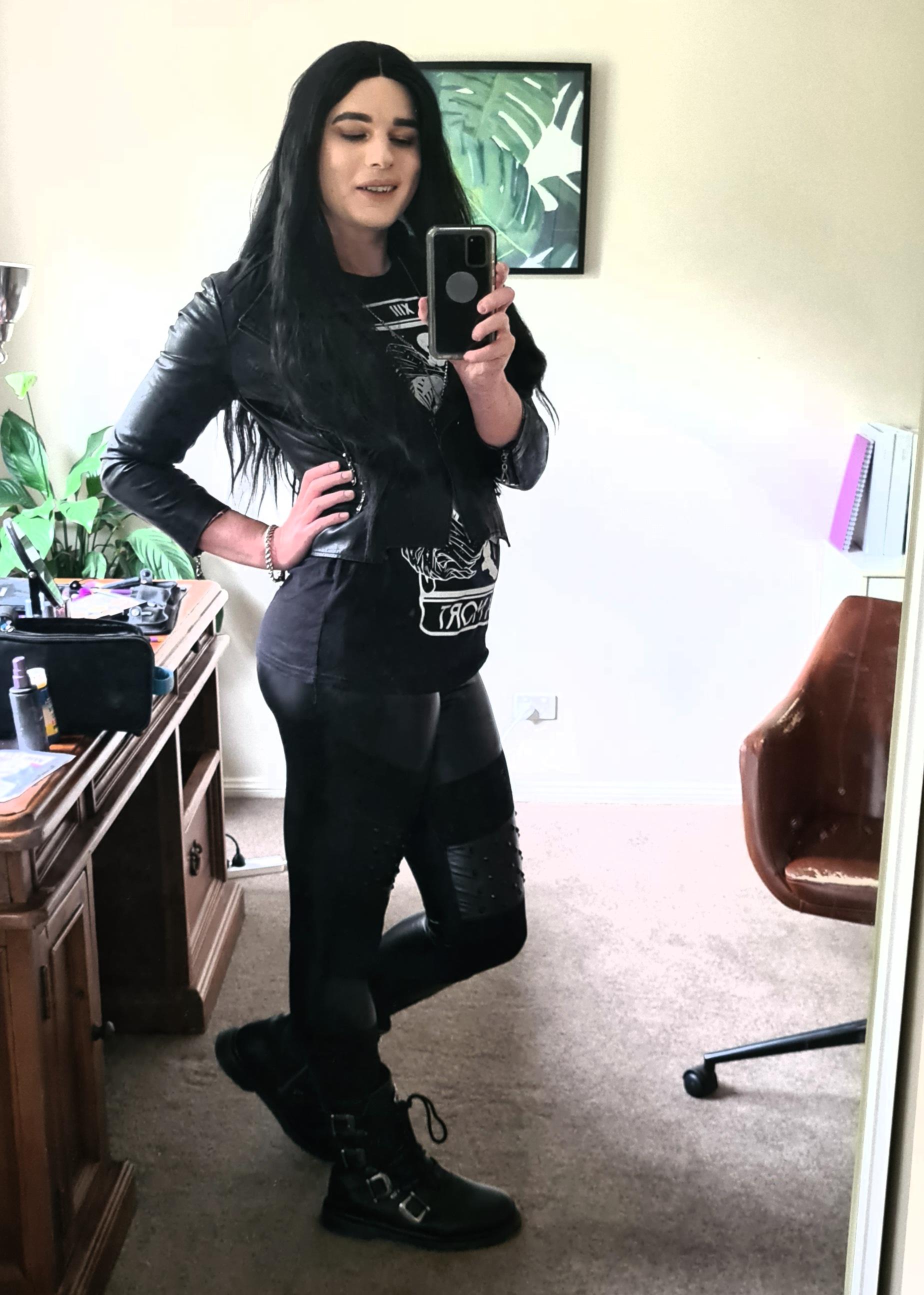 Today's a tight biddy goth gf kinda day | Scrolller