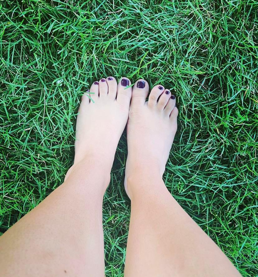 Toes in the grass | Scrolller