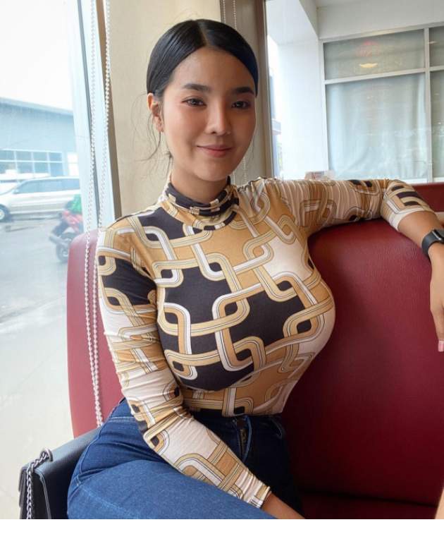 Stretched Top | Scrolller