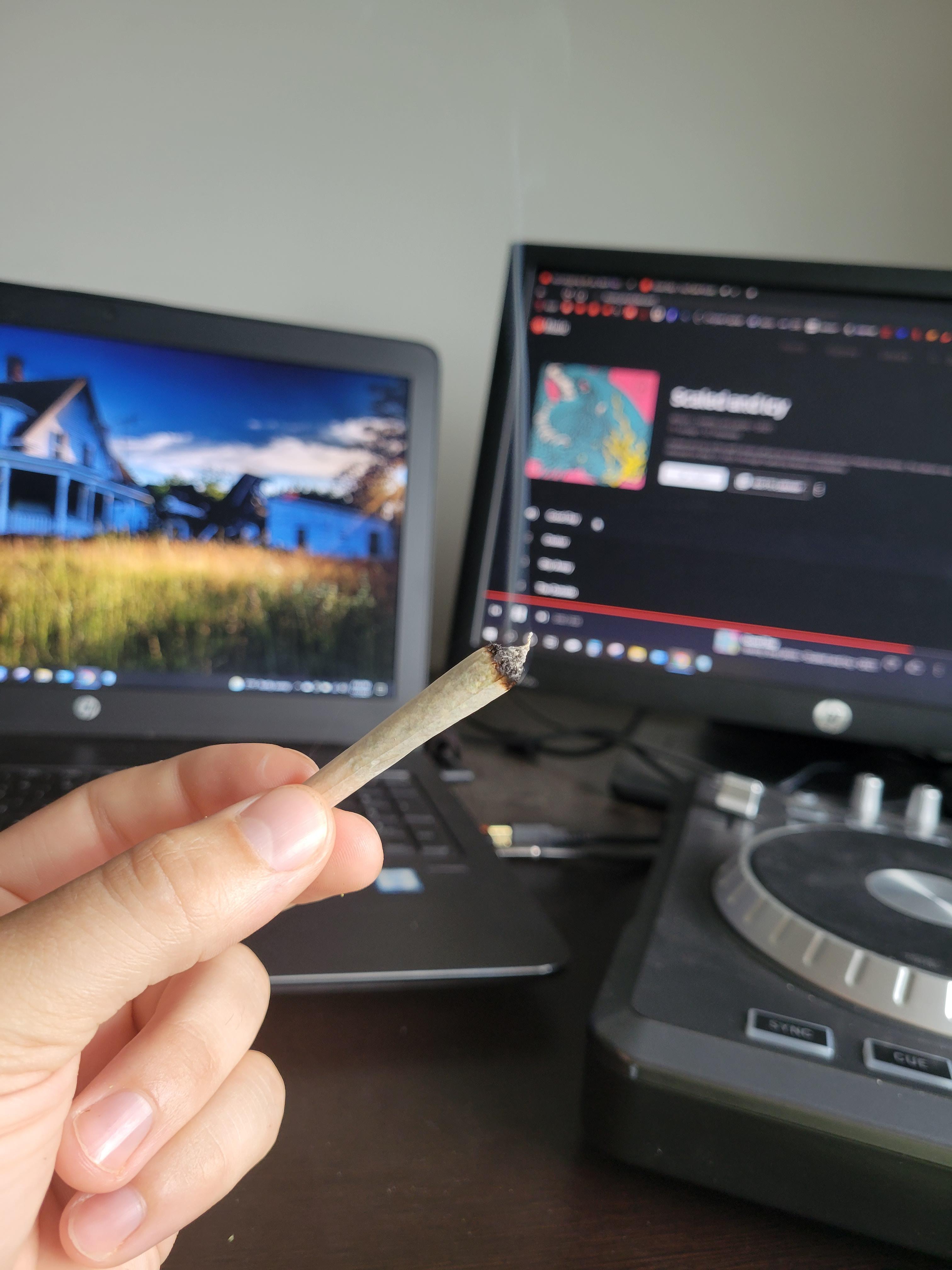 Took me about 10 tries, and she's a little short, but I rolled my first joint by hand! | Scrolller