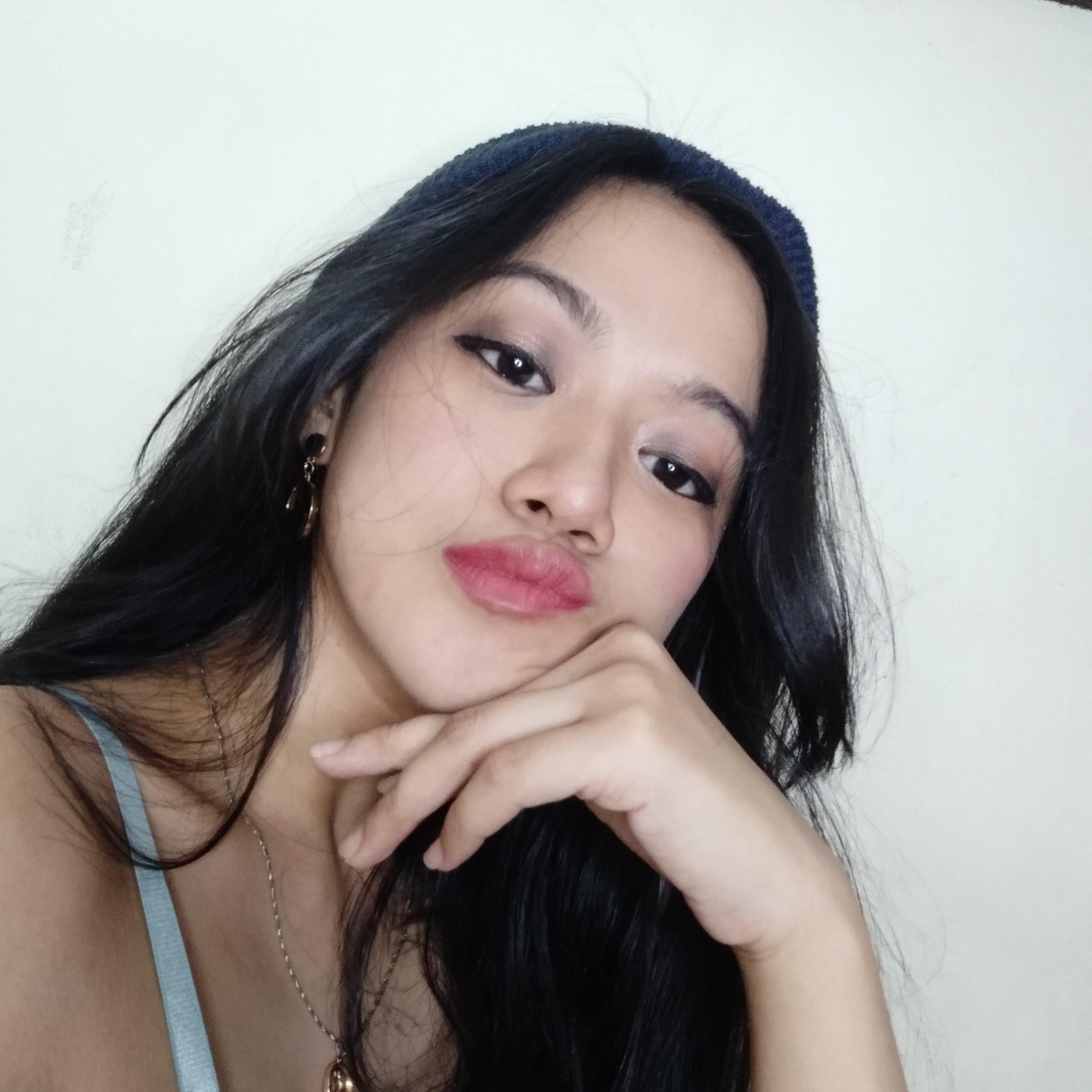 Tried applying some makeup. What do you think?🙄 | Scrolller