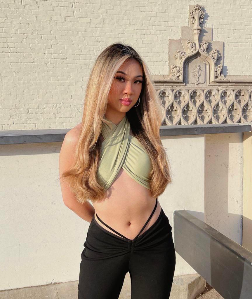 Try not to stare | Scrolller