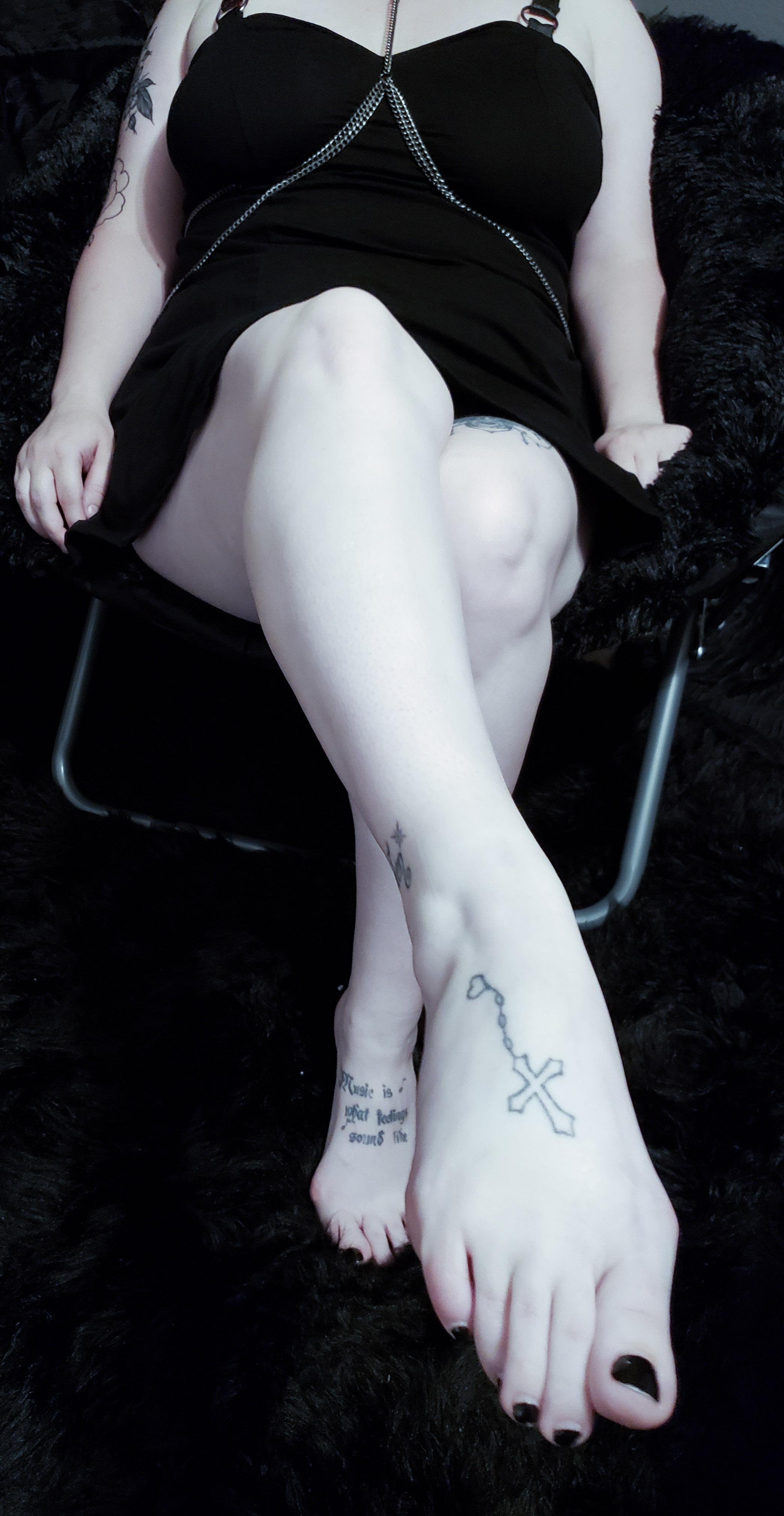 Tuesday toes | Scrolller