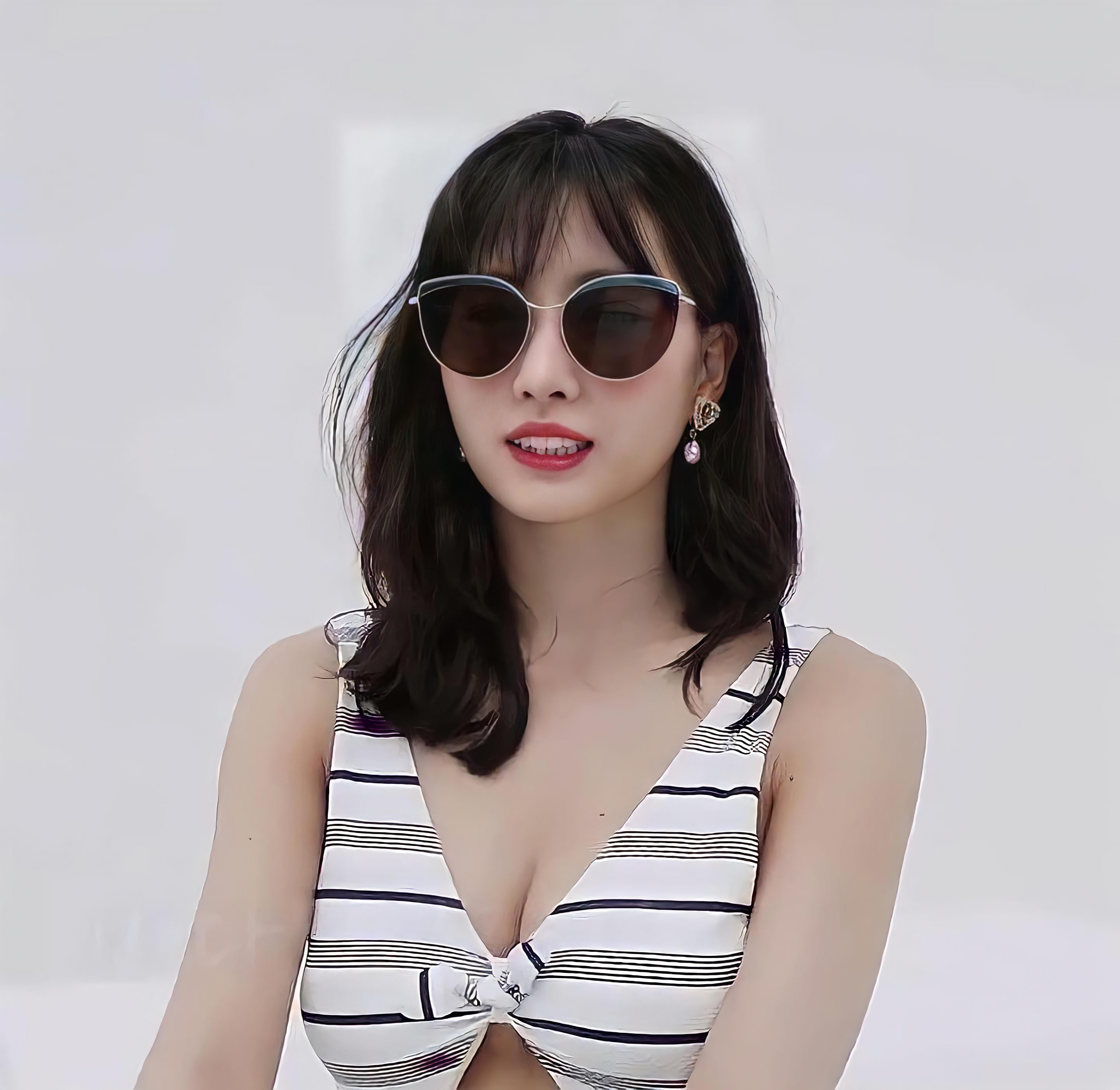 Twice - Momo | Scrolller