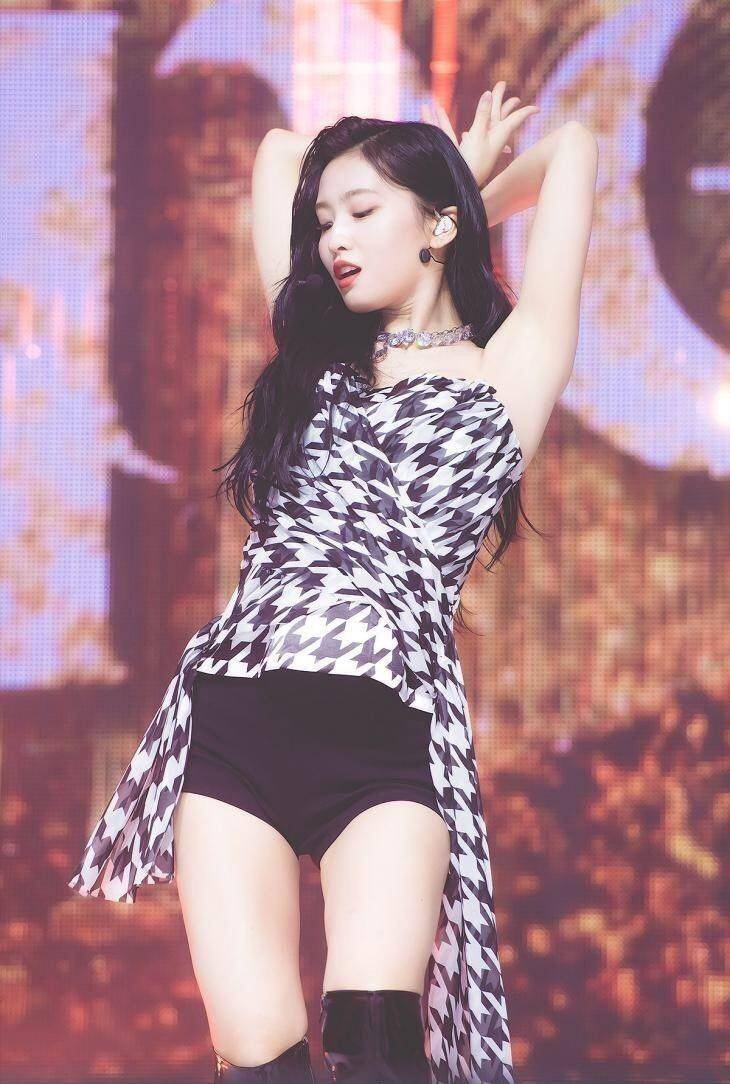 Twice - Momo | Scrolller