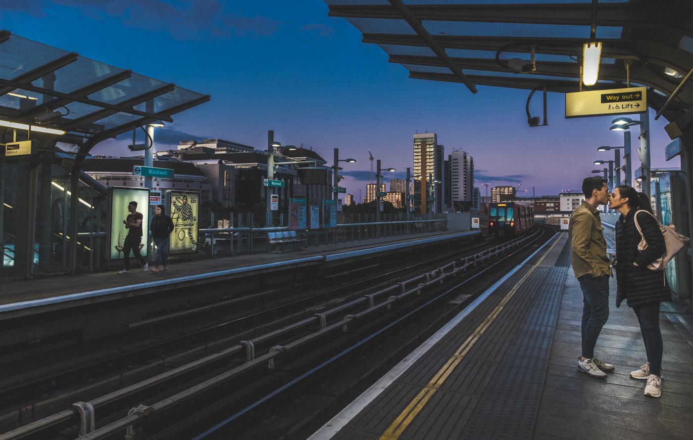 Twilight kiss on the platform | Scrolller