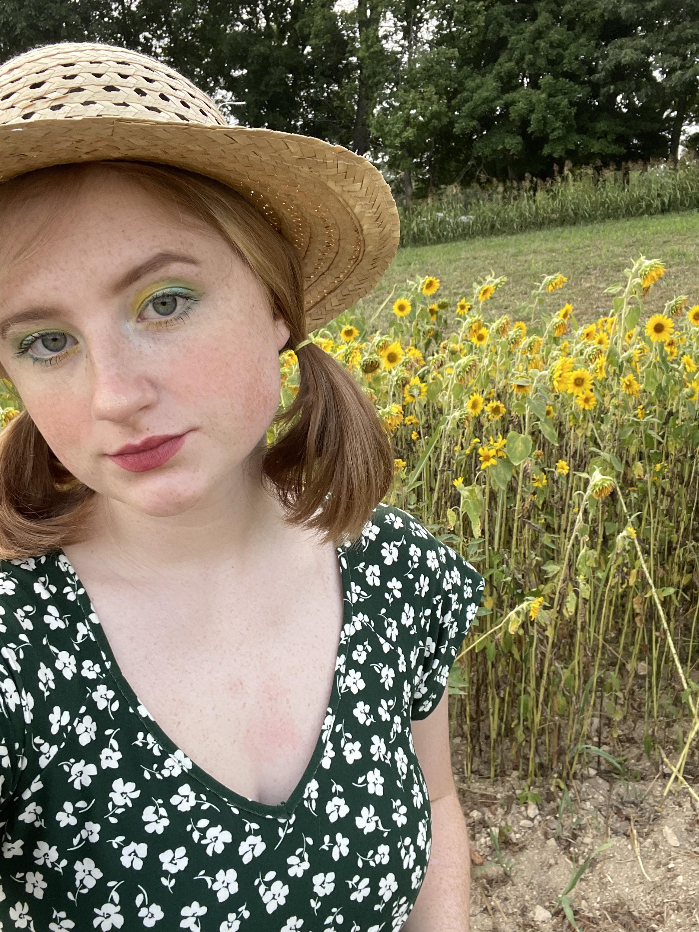 Twinning with the sunflowers 😎 | Scrolller