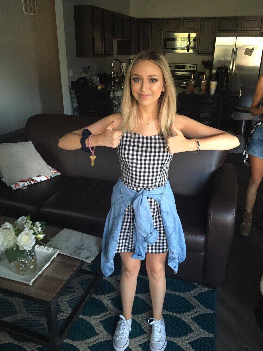 Two thumbs up from Ellie | Scrolller