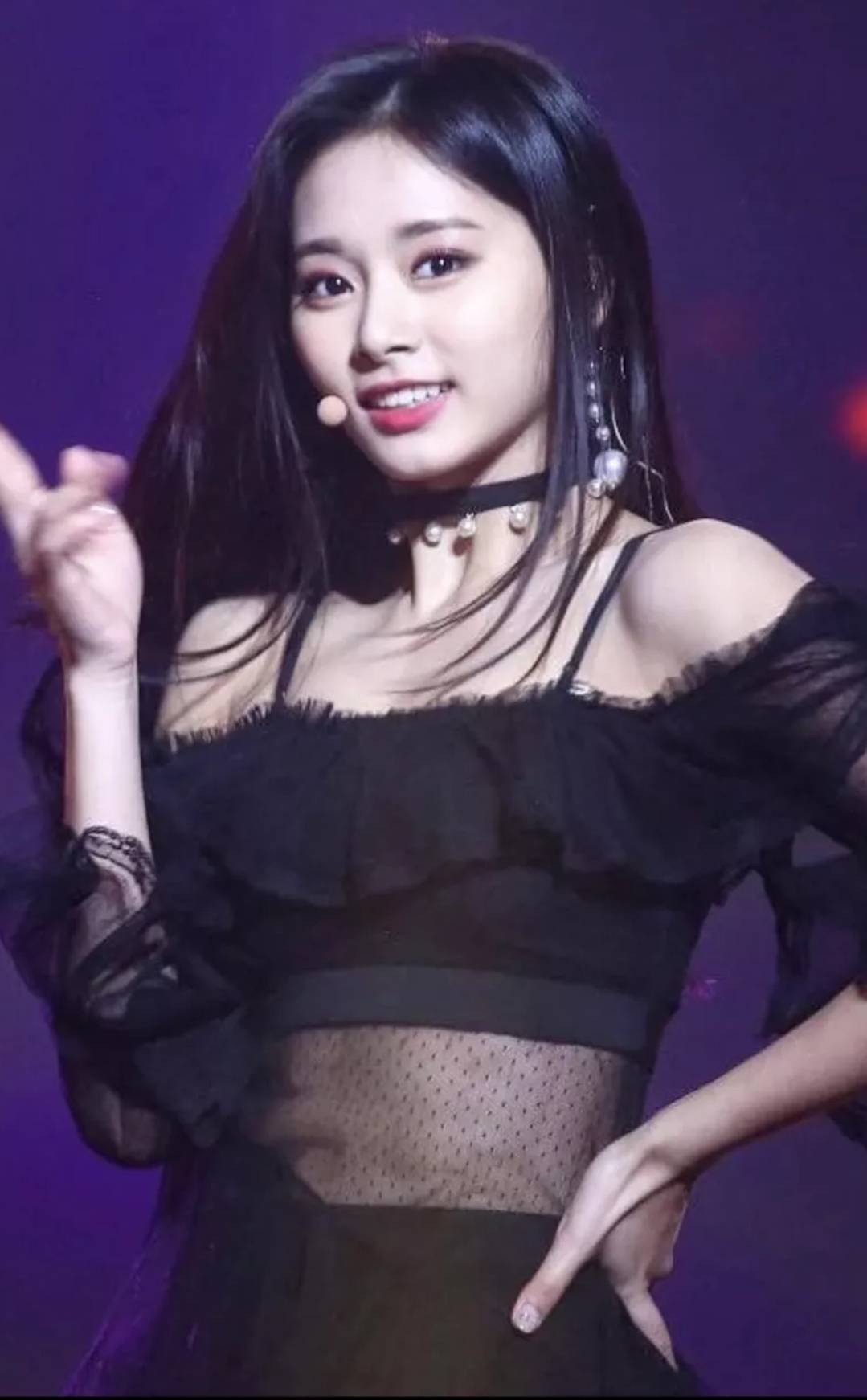 Tzuyu - black top | Scrolller