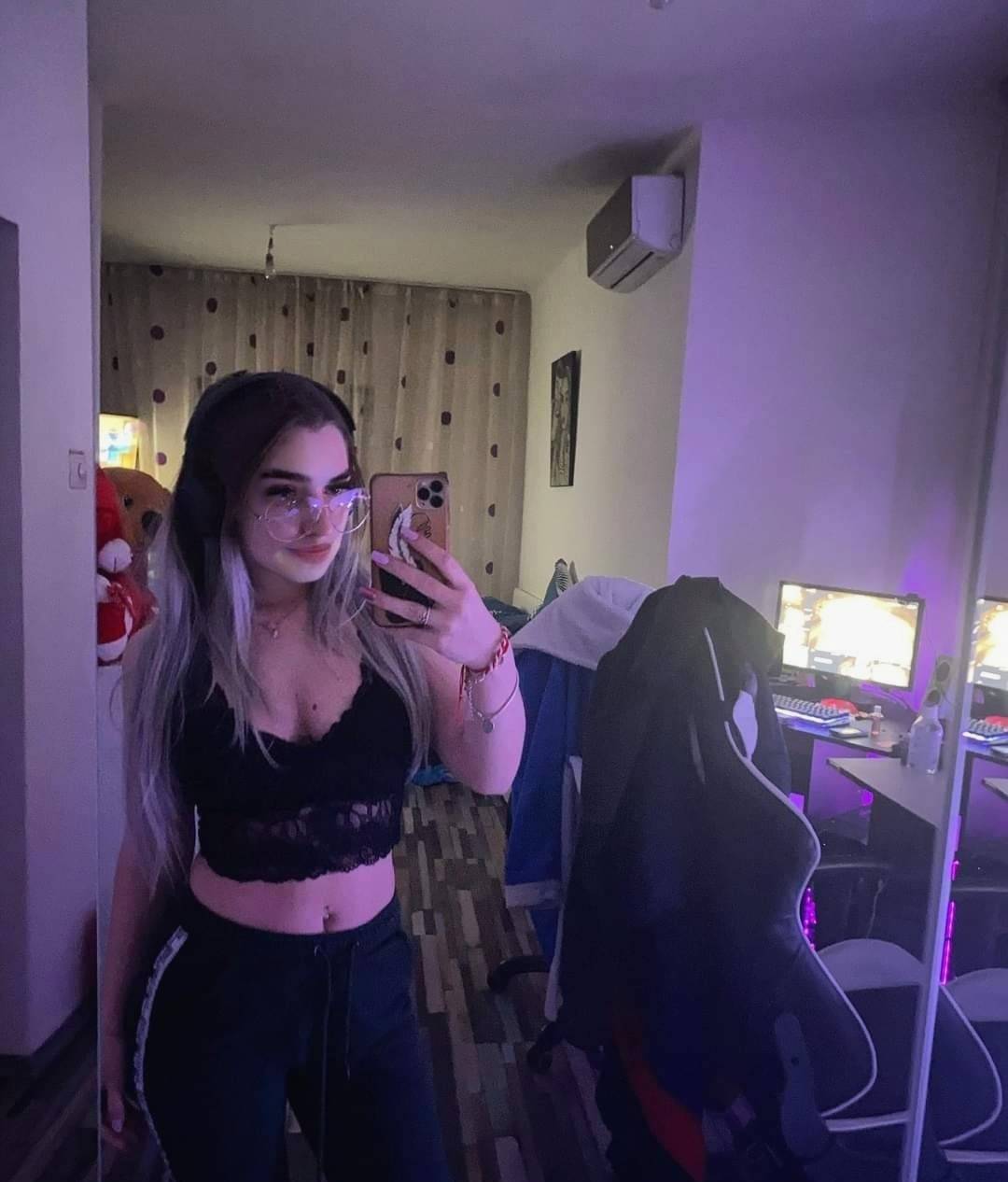 Under 18 Felt Cute Might Delete Later Idk Scrolller 2391
