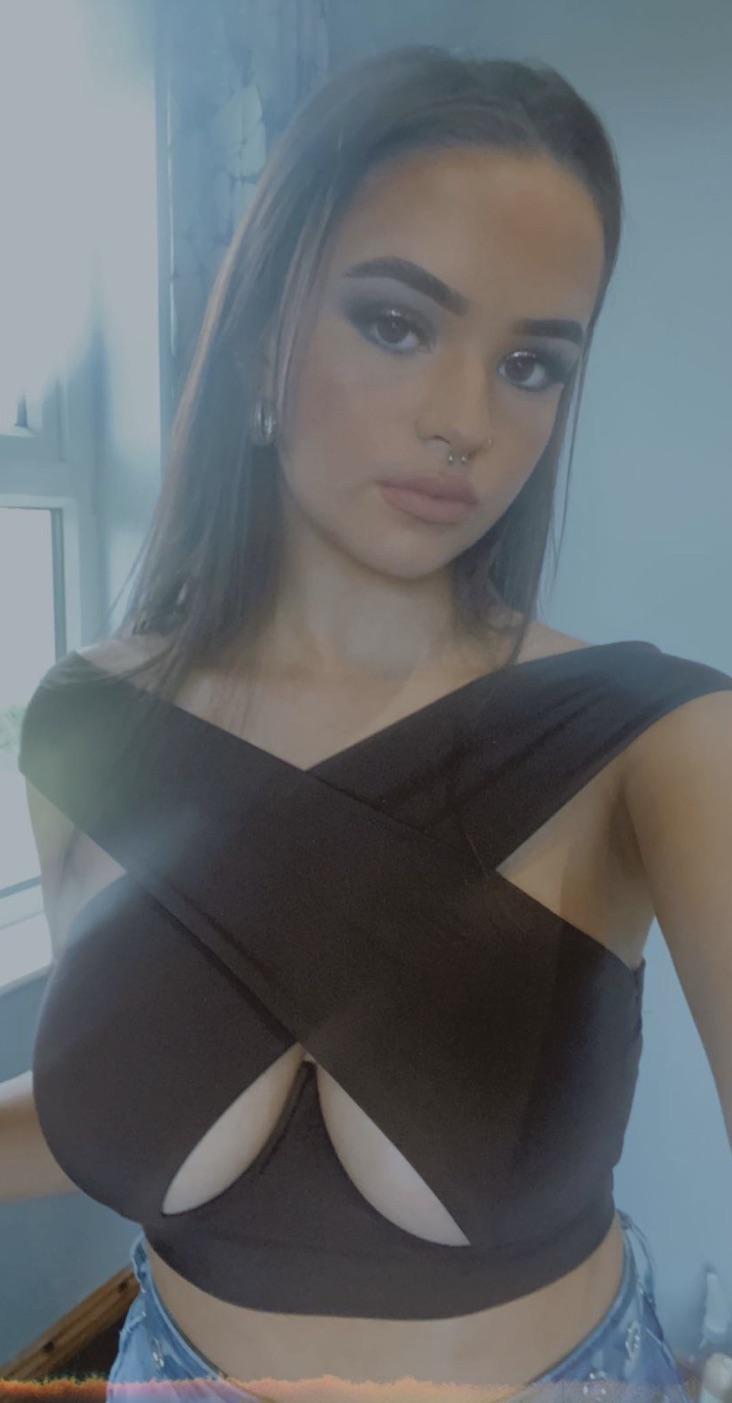 Underboob | Scrolller