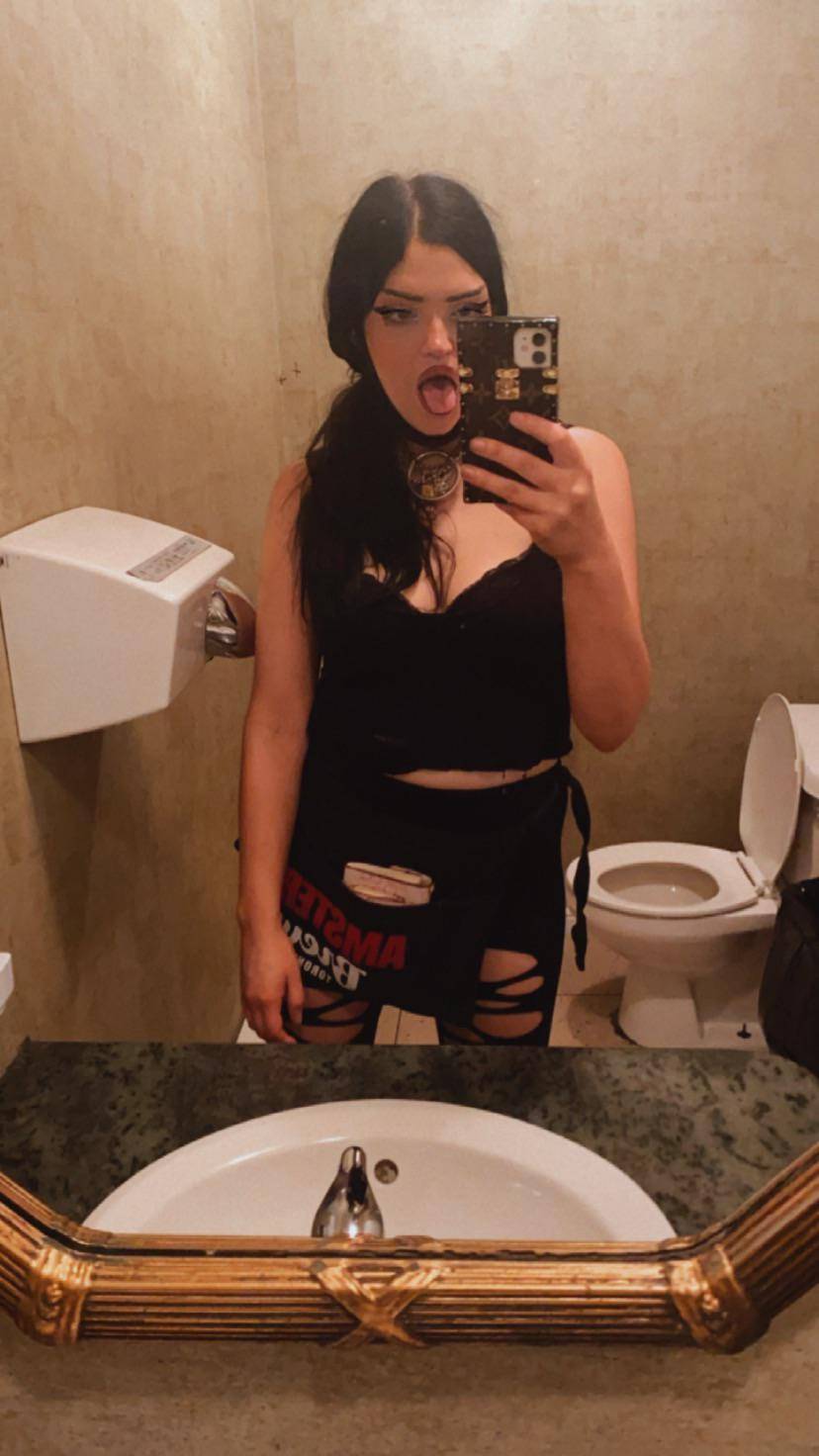 ur hot server bitch 🌝🌝😜😜 | Scrolller