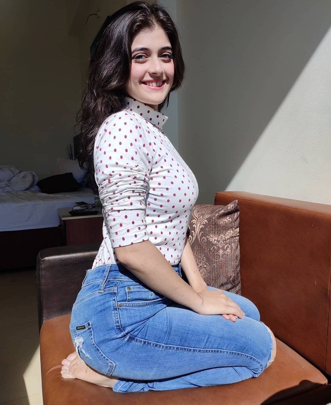 Urvi Singh , loving her curves. | Scrolller