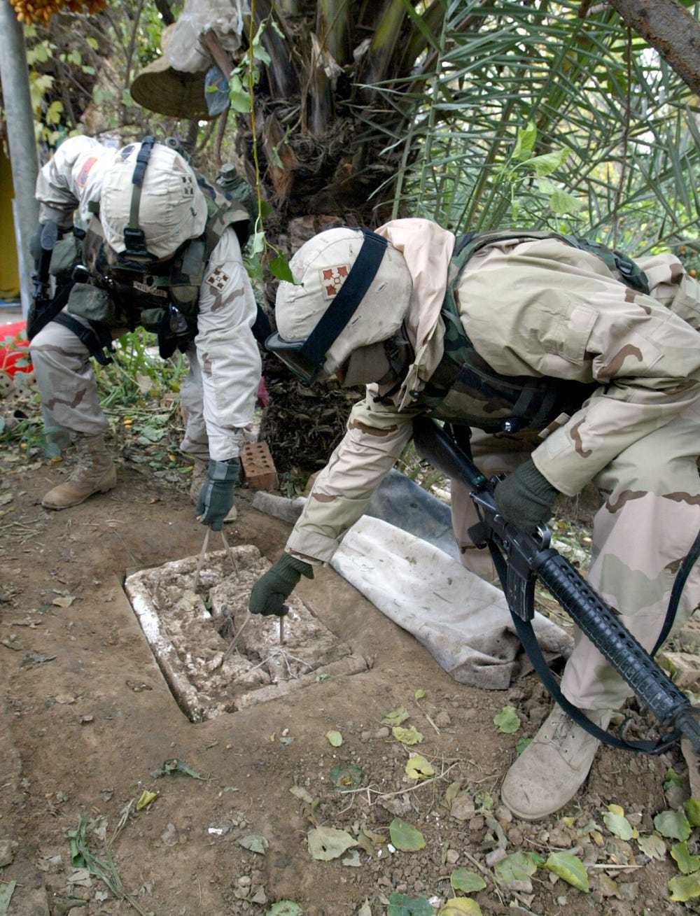 us soldiers open the lid of the hole saddam hussein was inside | Scrolller