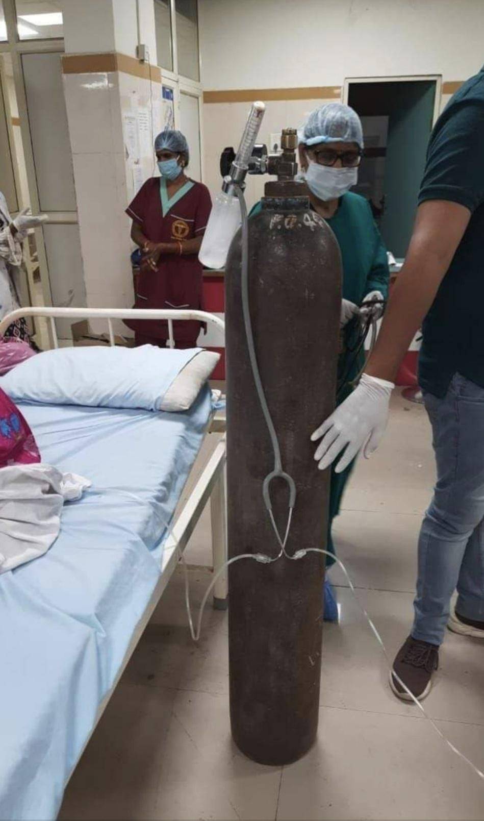 Using a stethoscope bifurcation to distribute oxygen to 2 patients at the same time during this ...