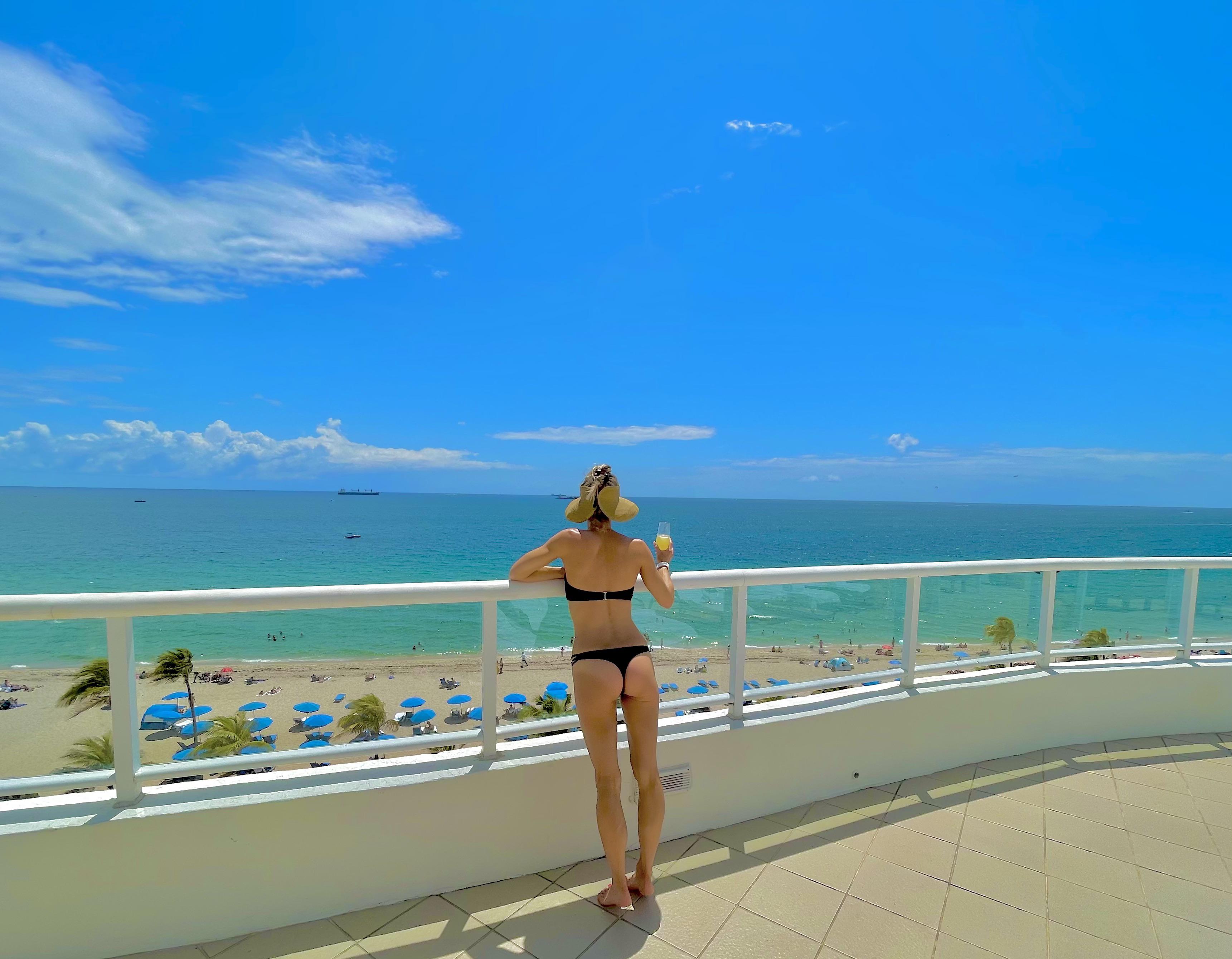 Vacation mode 🍑🍹🌞 | Scrolller