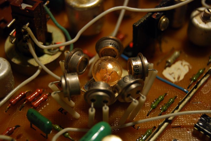 Vactrol inside a Soviet-made Estradin Effekt-2 phaser | Scrolller