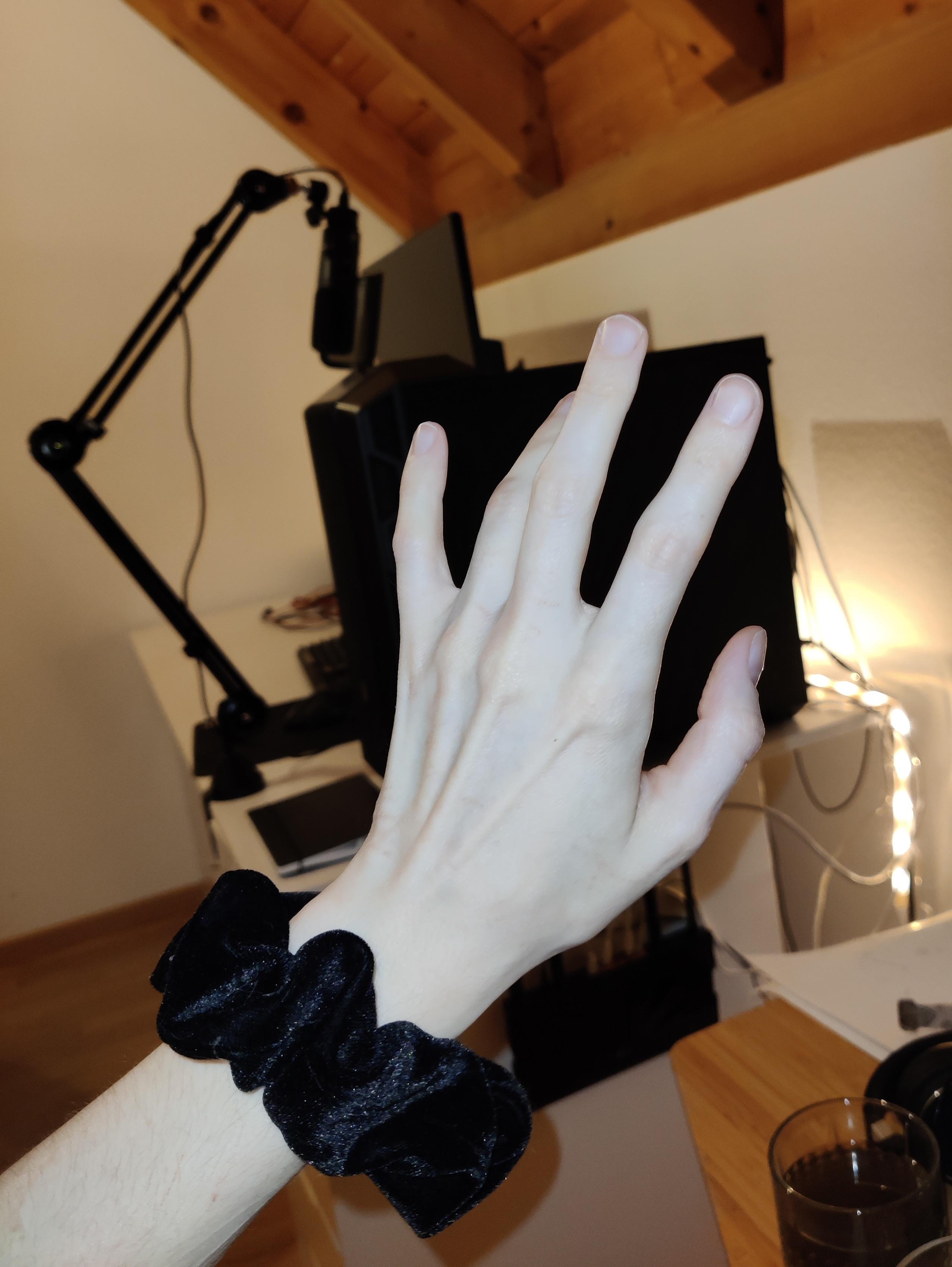Vampire 🧛🏻‍♀️ Scrolller