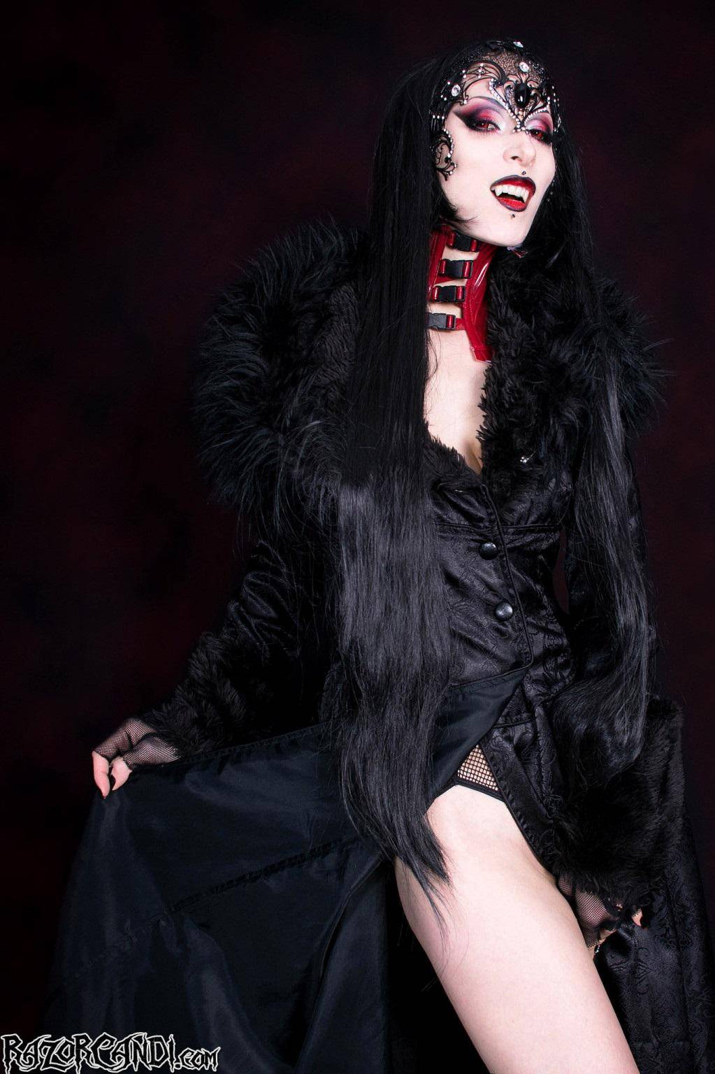 Vampire Cosplay by Razor Candi | Scrolller