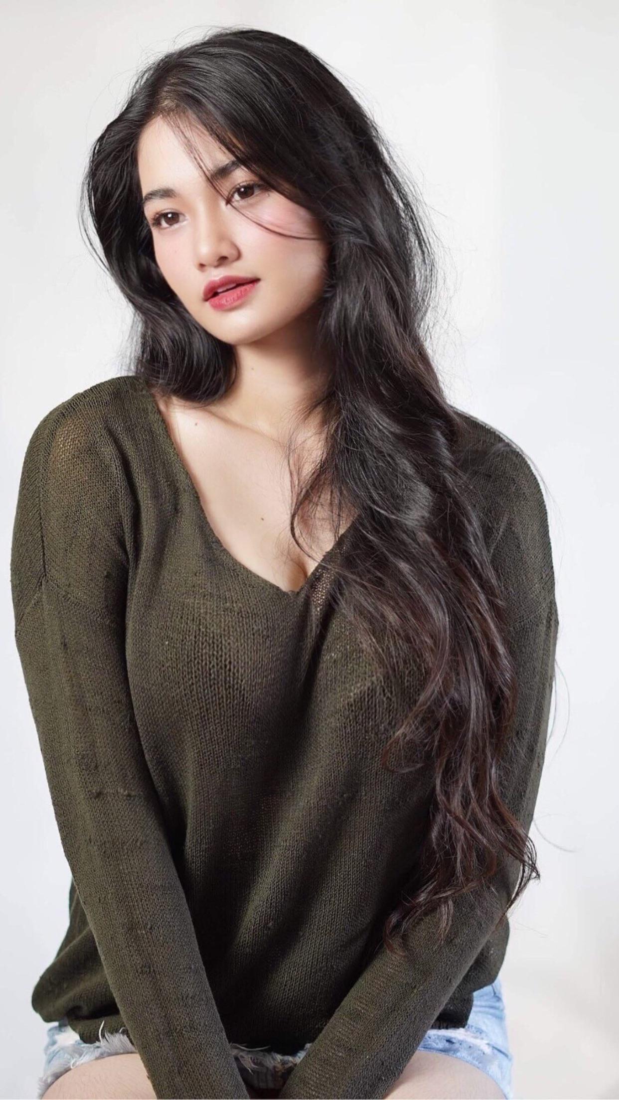 Vanessa G. | Scrolller