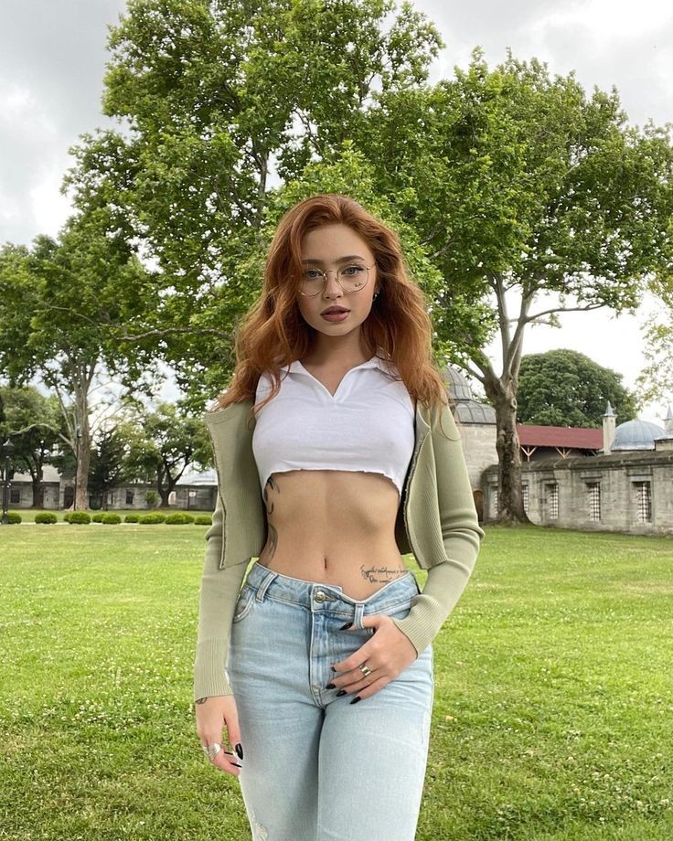 Vertical shaped navel of Renata ri | Scrolller