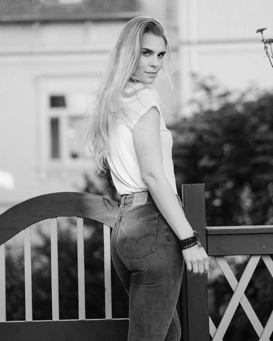 Vikings Actress Ragga Ragnars Scrolller