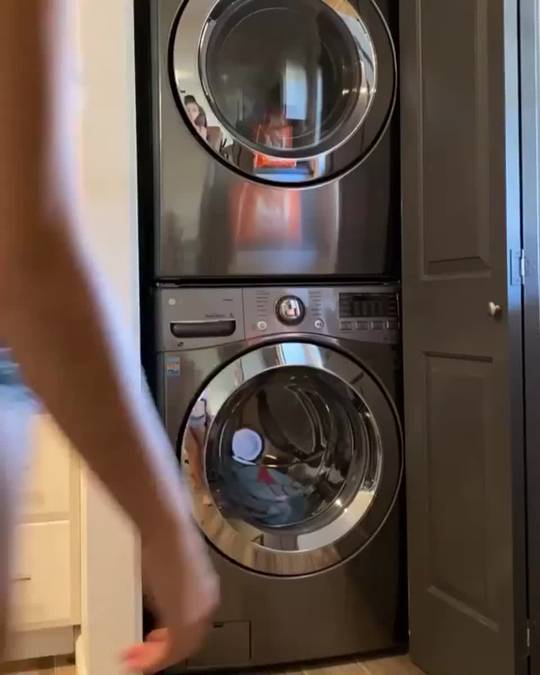 Violet Summers doing laundry | Scrolller