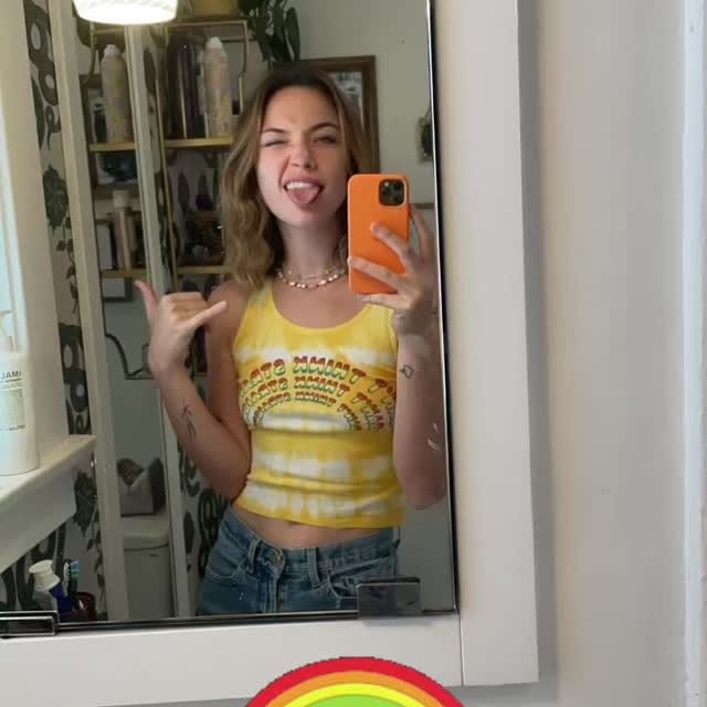 Violett Beane | Scrolller