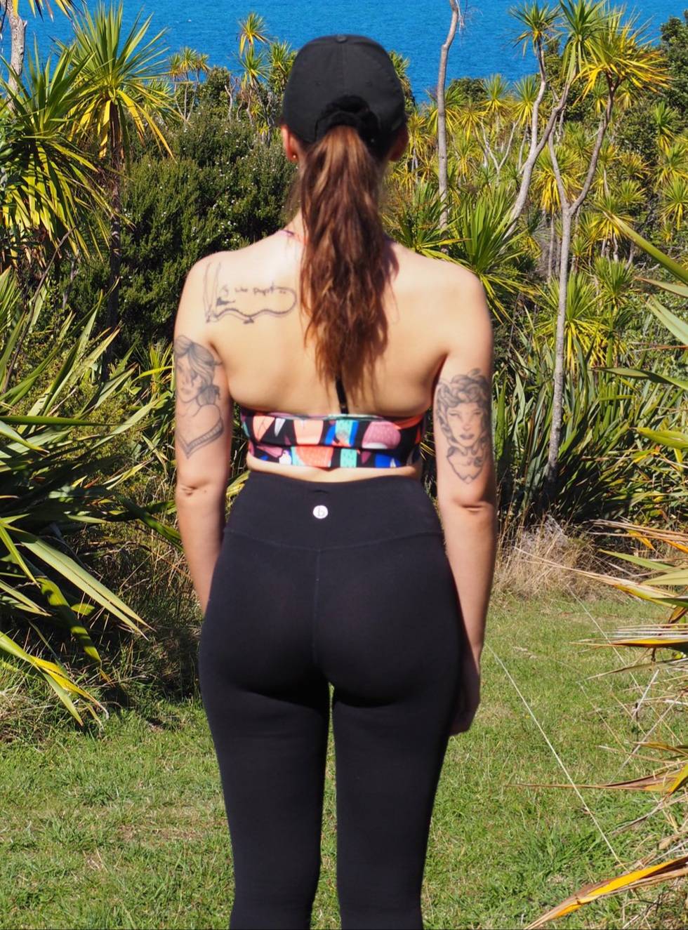 Visible Thong Outline Under Yoga Pants Scrolller 2778