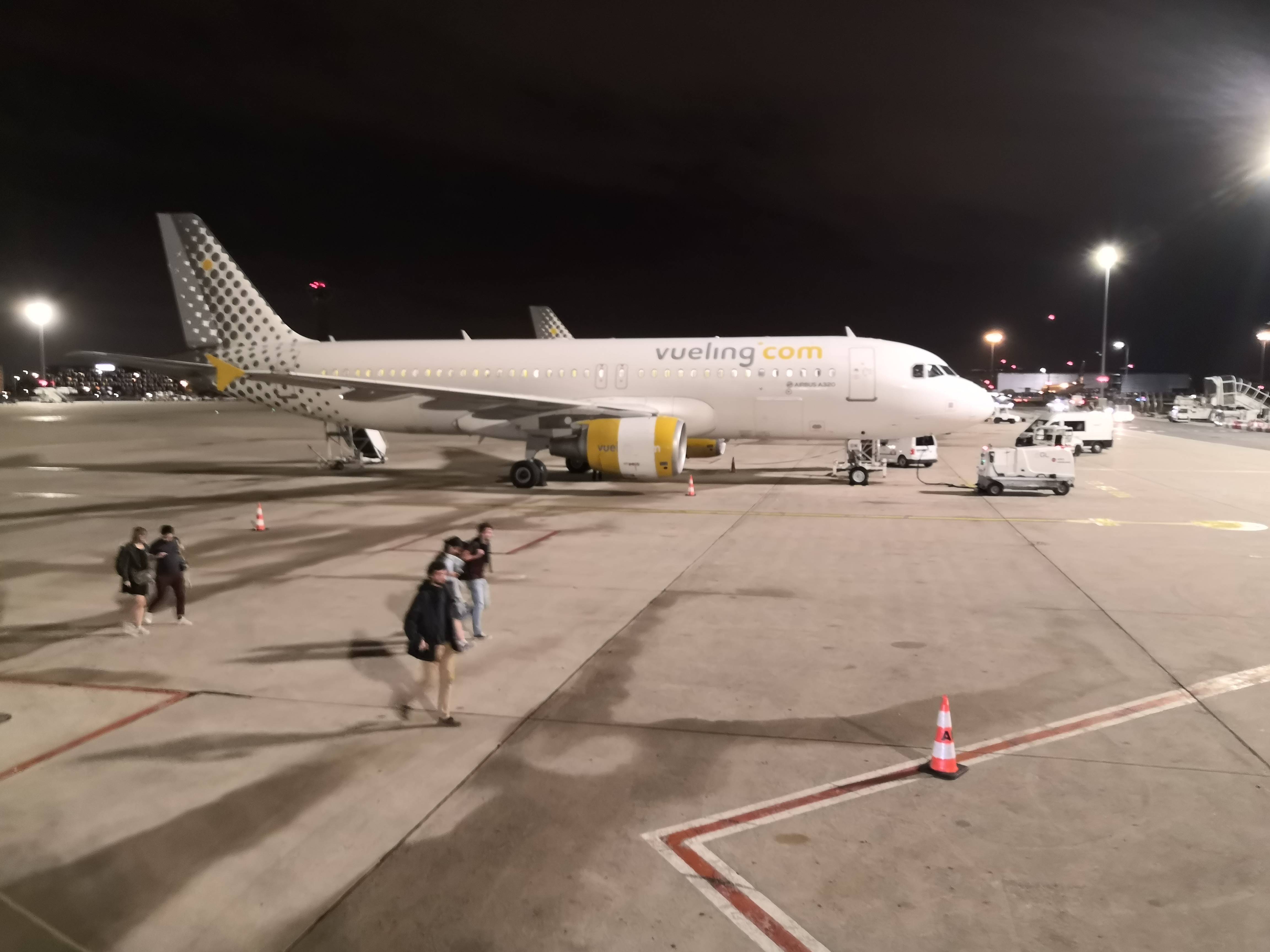 Vueling A320 at Paris Charles de Gaulle T3 | Scrolller