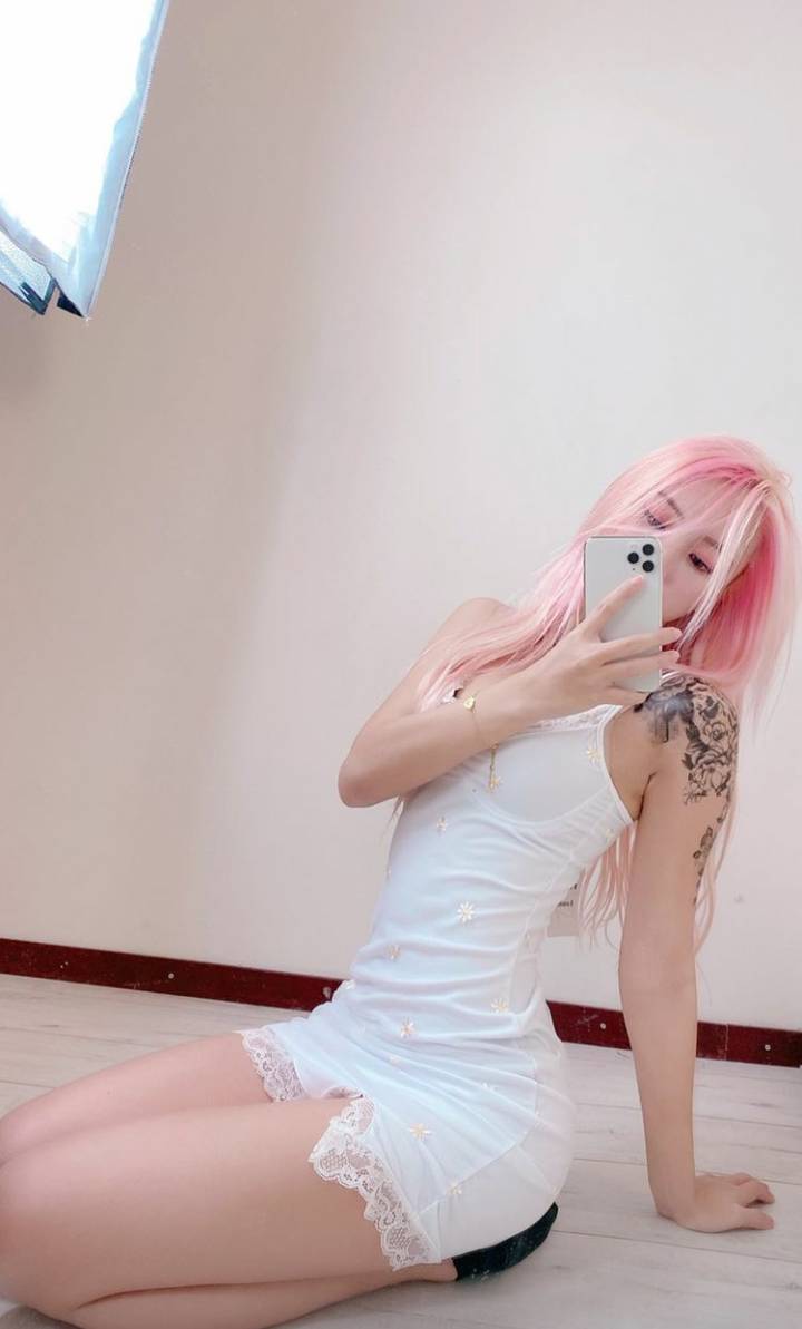 Vyvan lee | Scrolller