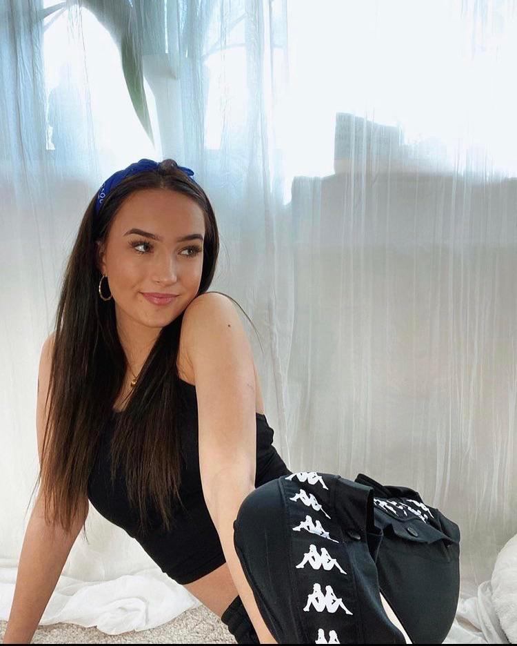 Würde sie in der Position so gerne F*cken und sie so geil machen das sie schreit 💦💦💦 | Scrolller