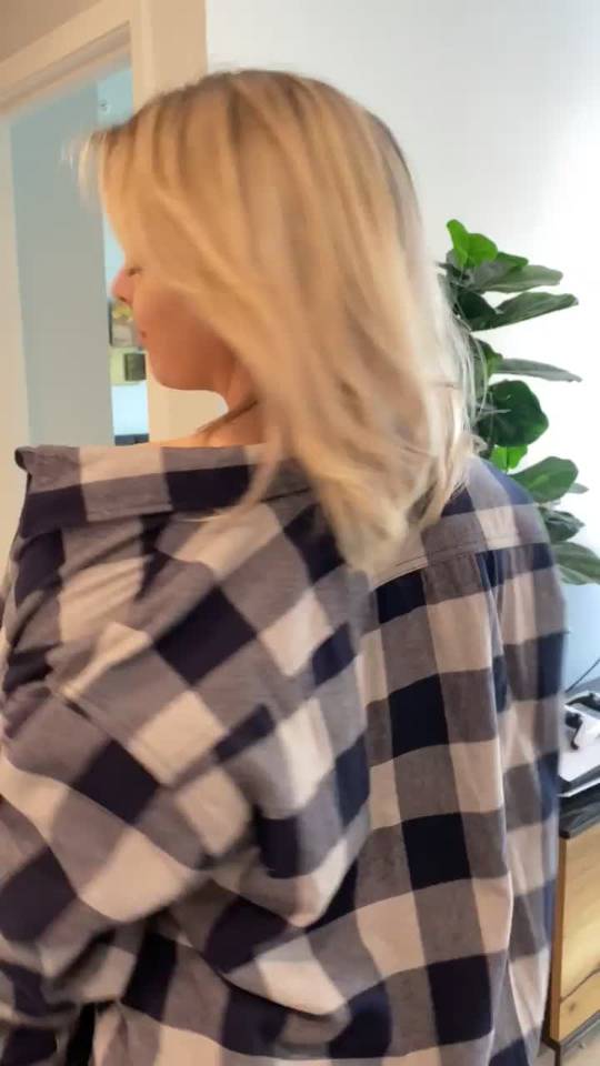 Wait a second, did you just take a peek at my peach? | Scrolller