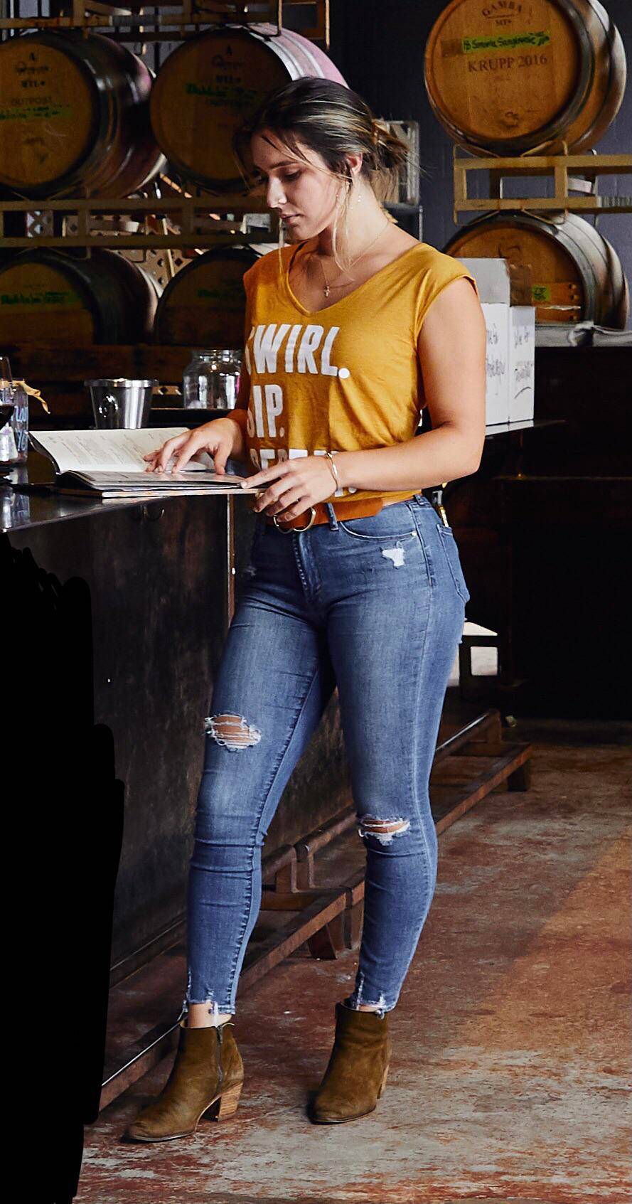 Waitress | Scrolller