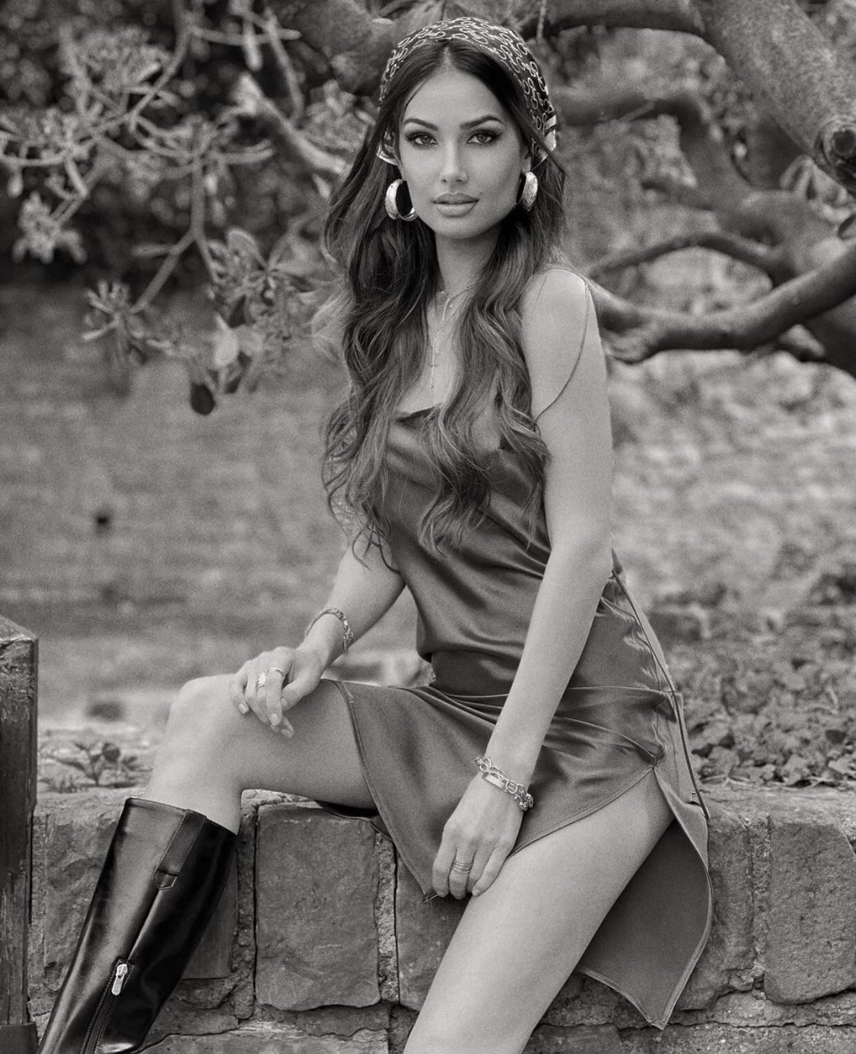 Wall B/W | Scrolller