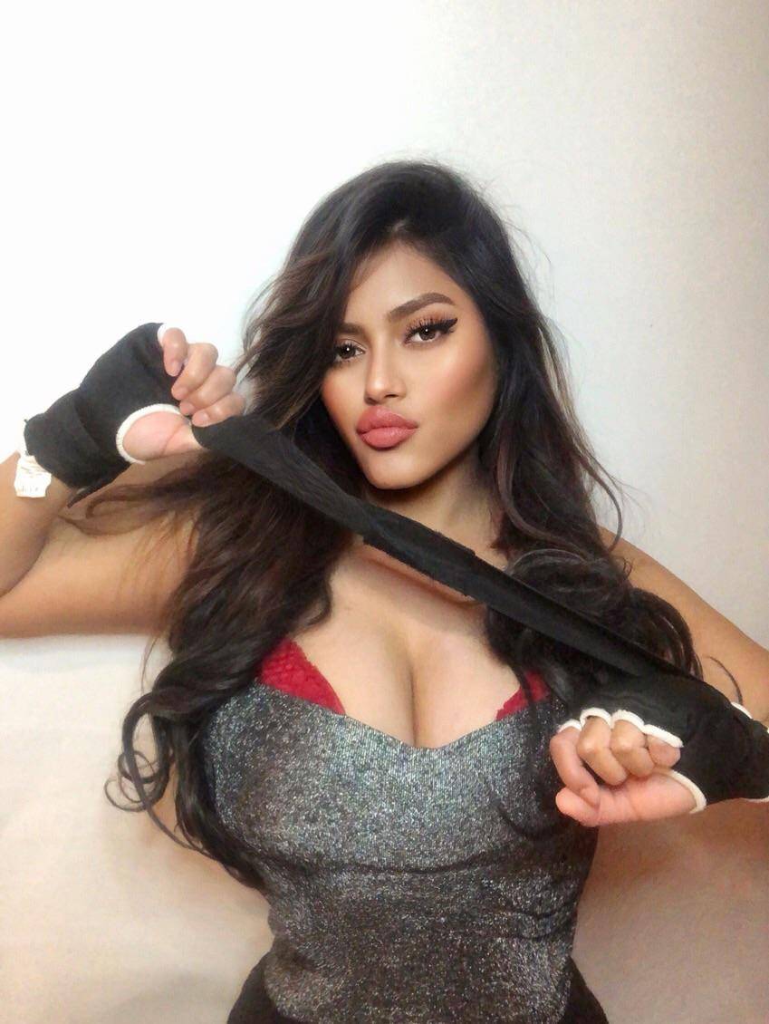 Wanna box? I’ll hook you with my boobs | Scrolller